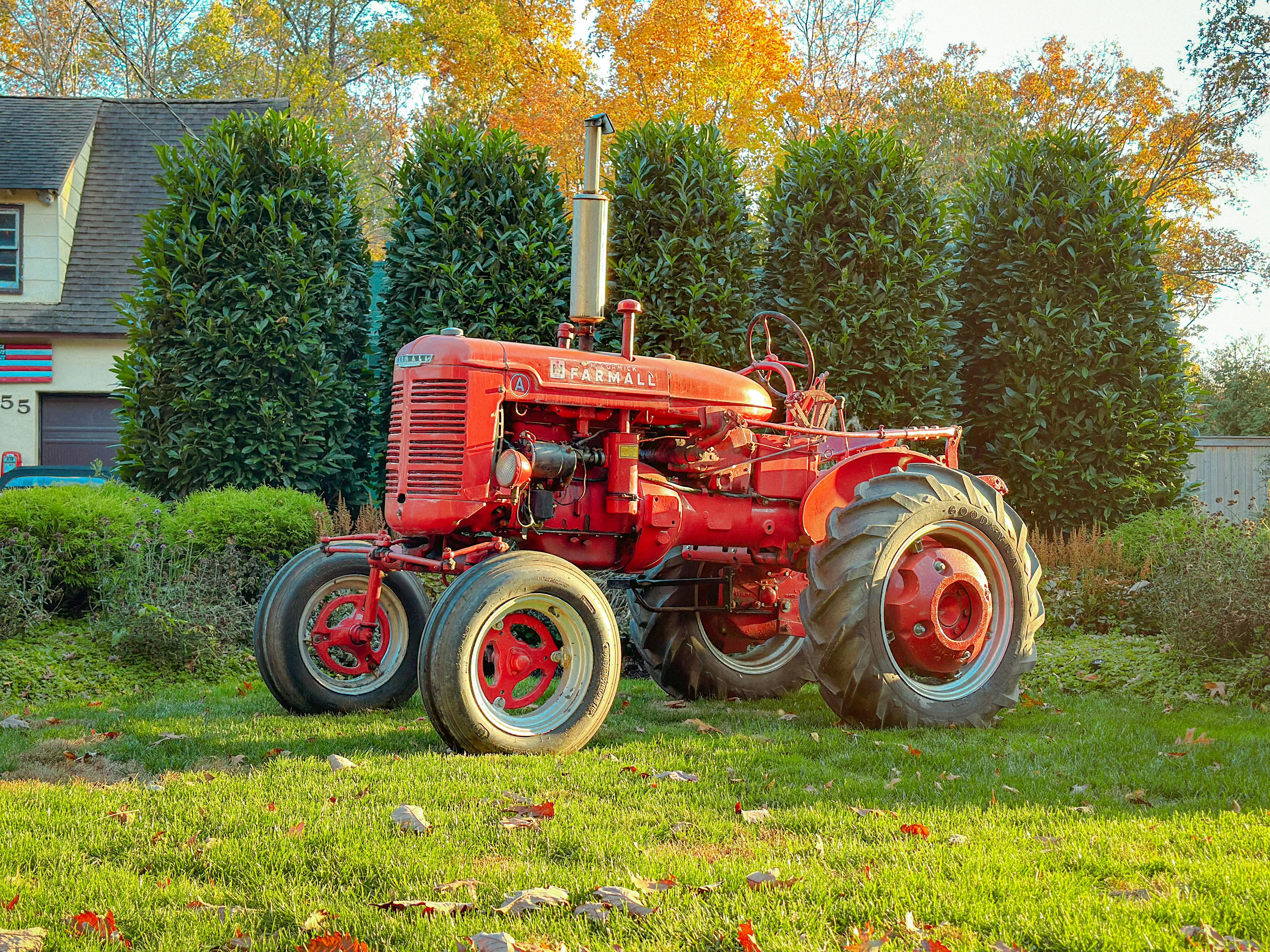 Vintage Rot Farmall Traktor Im Herbstgarten · Kostenloses Stock-Foto
