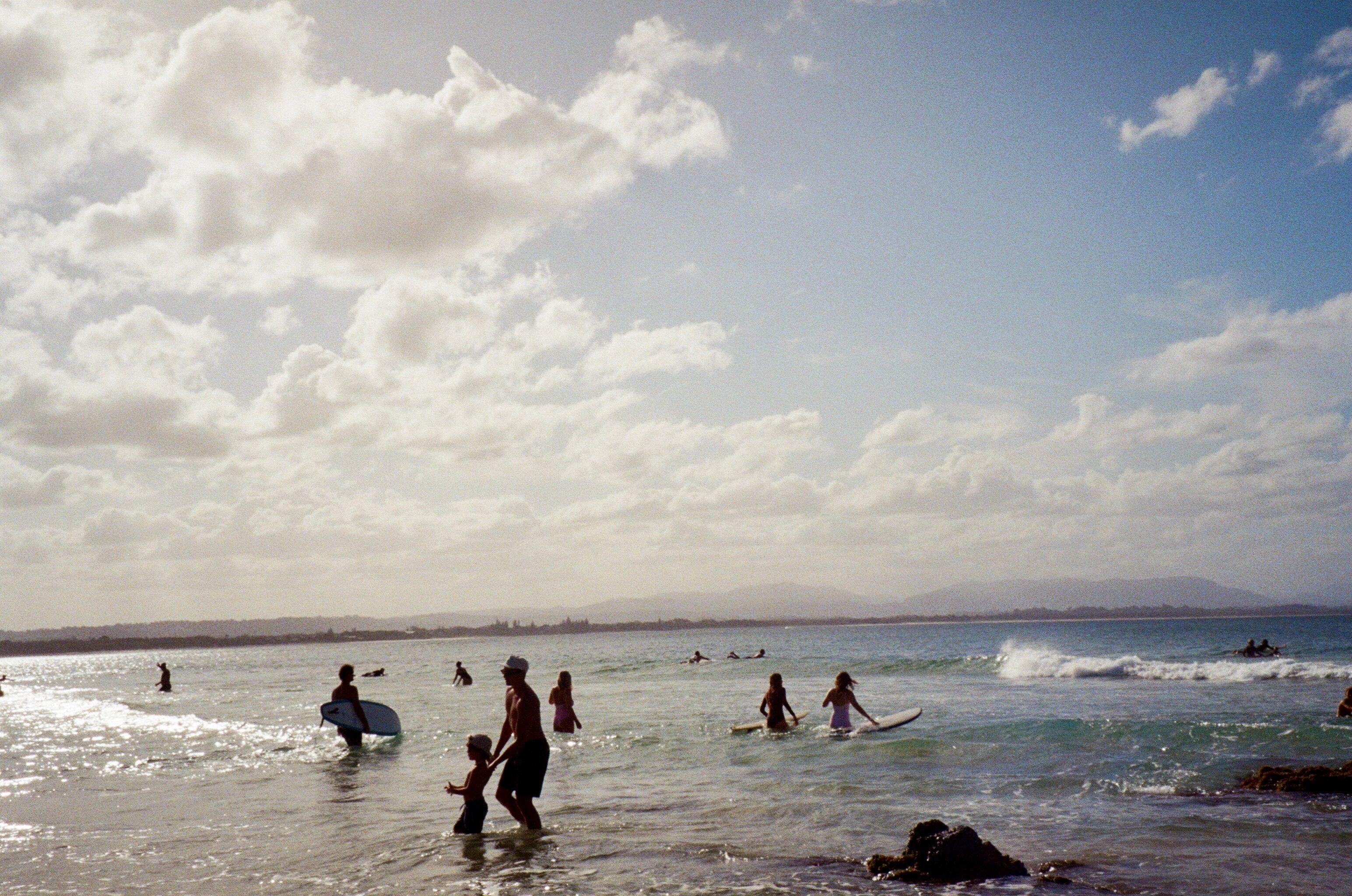 Surfistas Disfrutando De Las Olas En La Playa De Byron Bay · Foto de ...