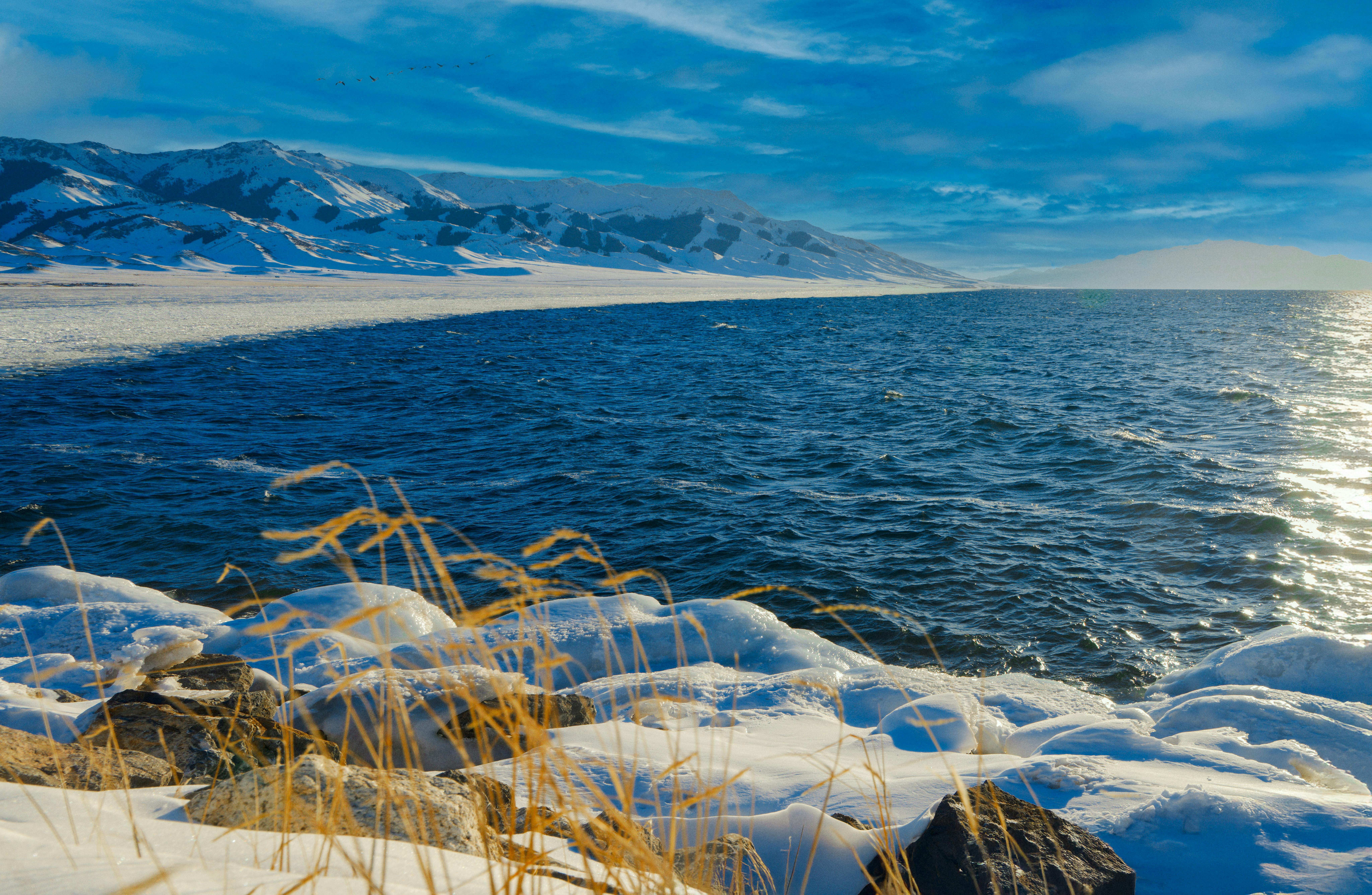 Scenic Winter Mountain Lake View · Free Stock Photo