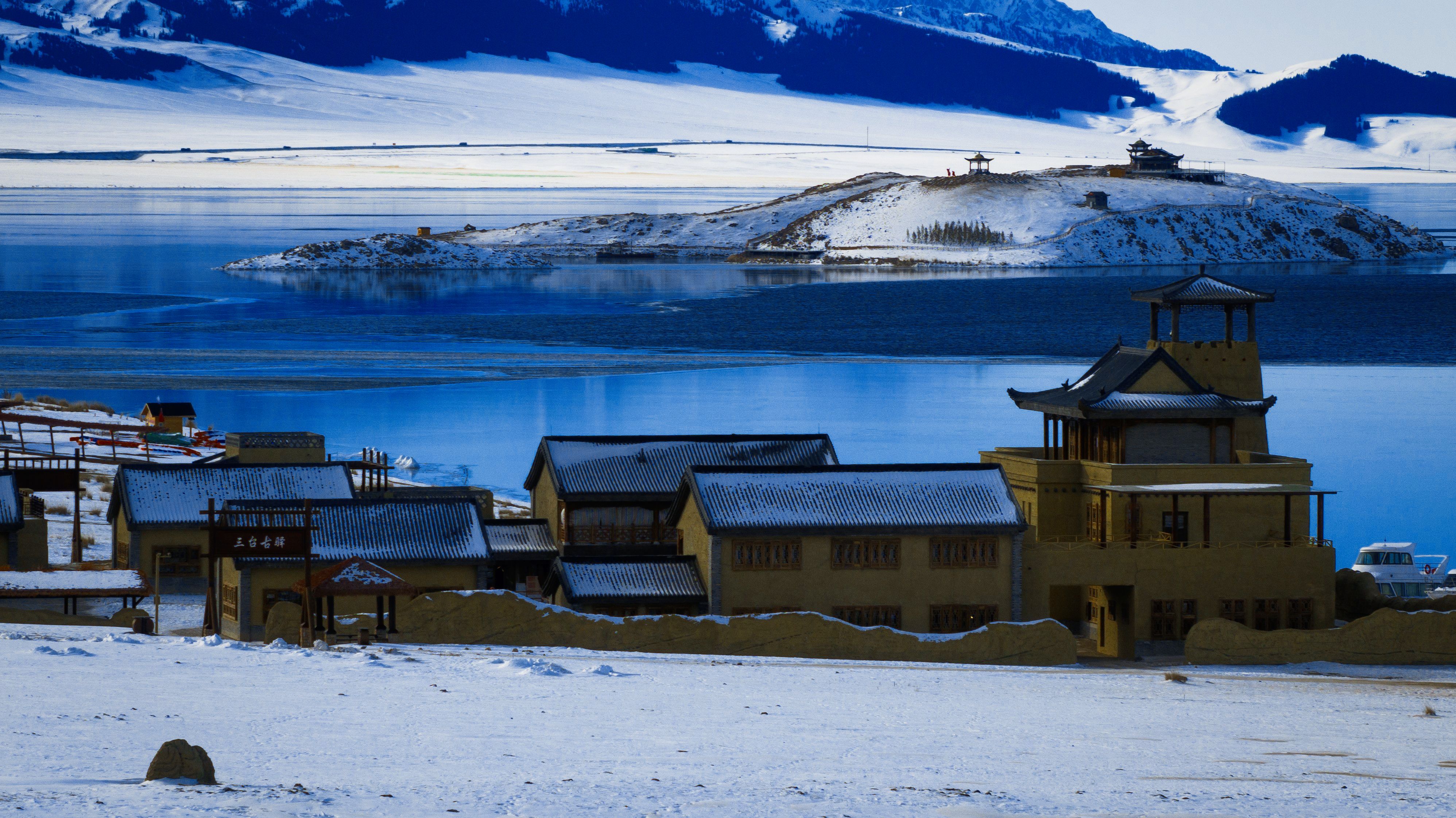 Scenic Winter Landscape with Snow-Covered Buildings · Free Stock Photo