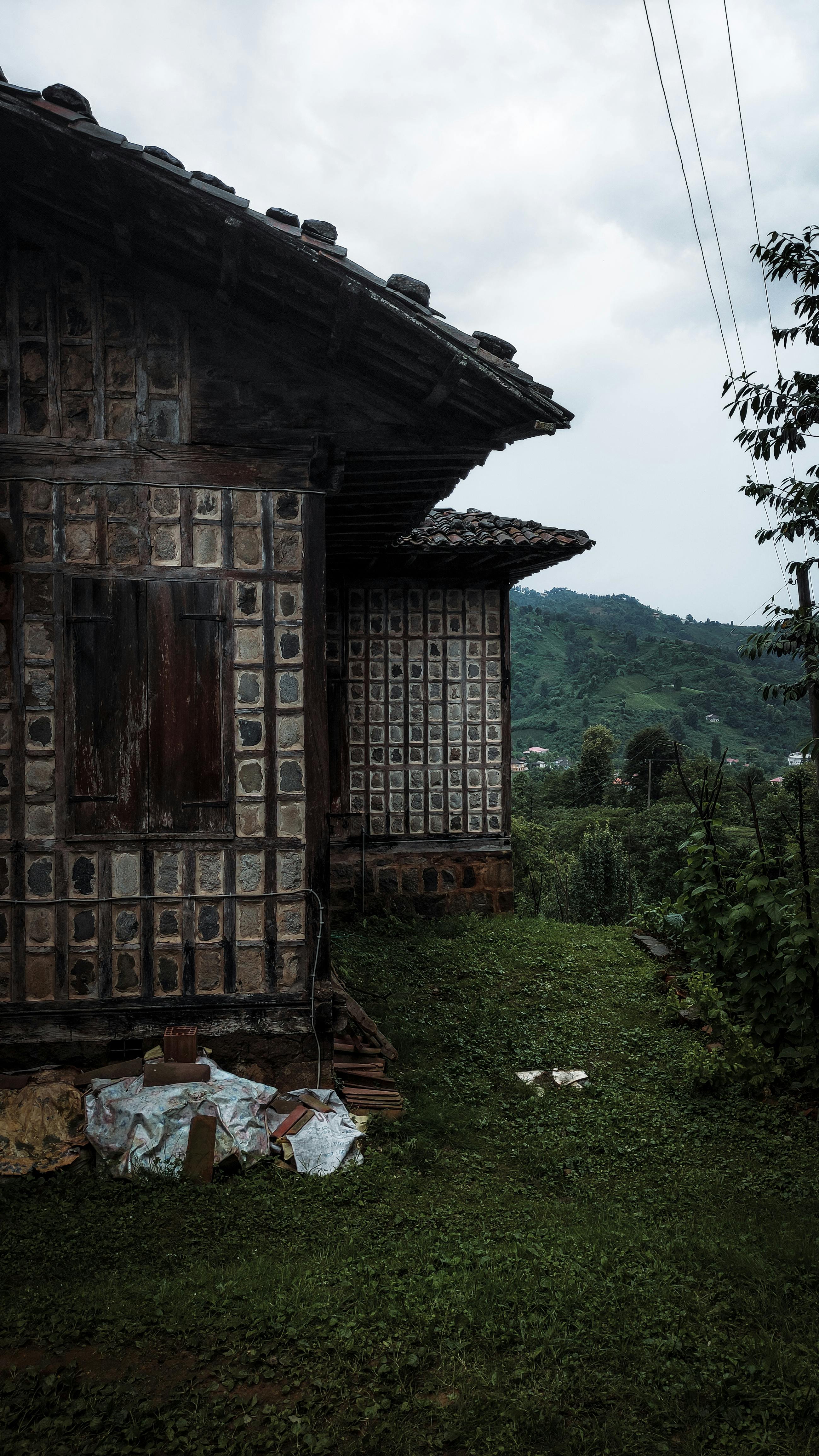 Traditional Turkish Village House in Rize Hillside · Free Stock Photo
