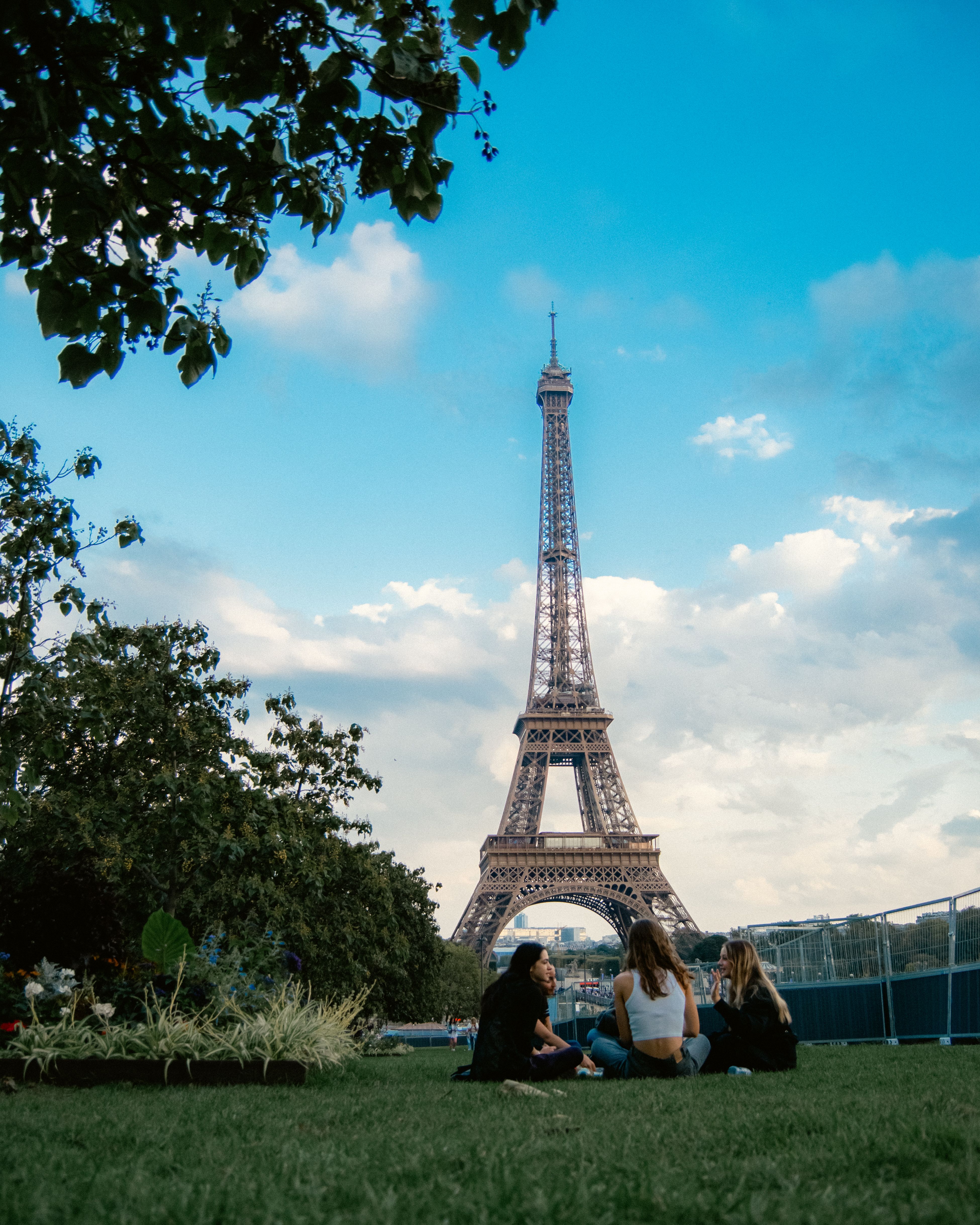 Relaxing in Paris: Friends Near the Eiffel Tower · Free Stock Photo