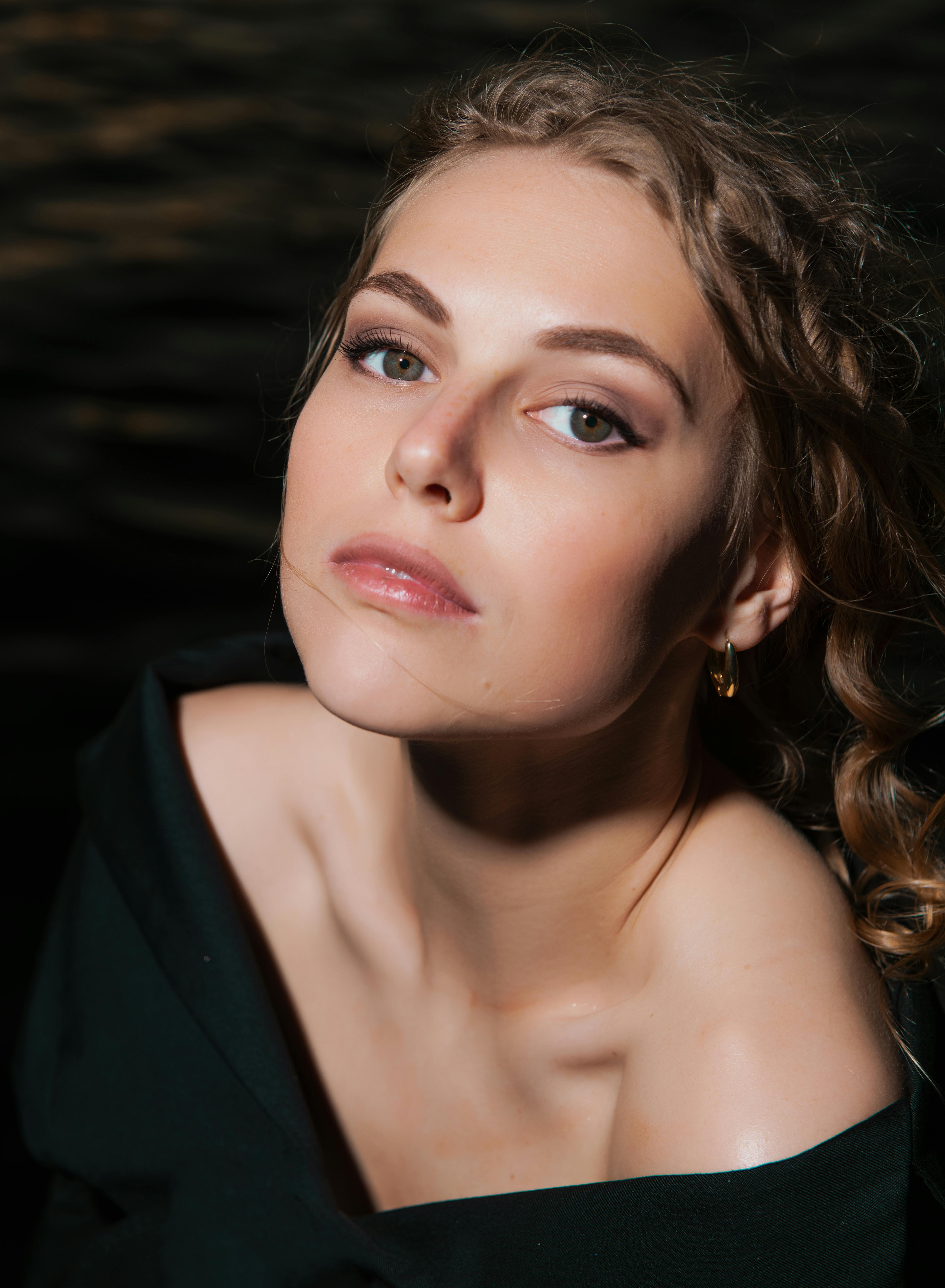 Retrato Elegante De Una Mujer Con Una Iluminación Espectacular · Foto ...