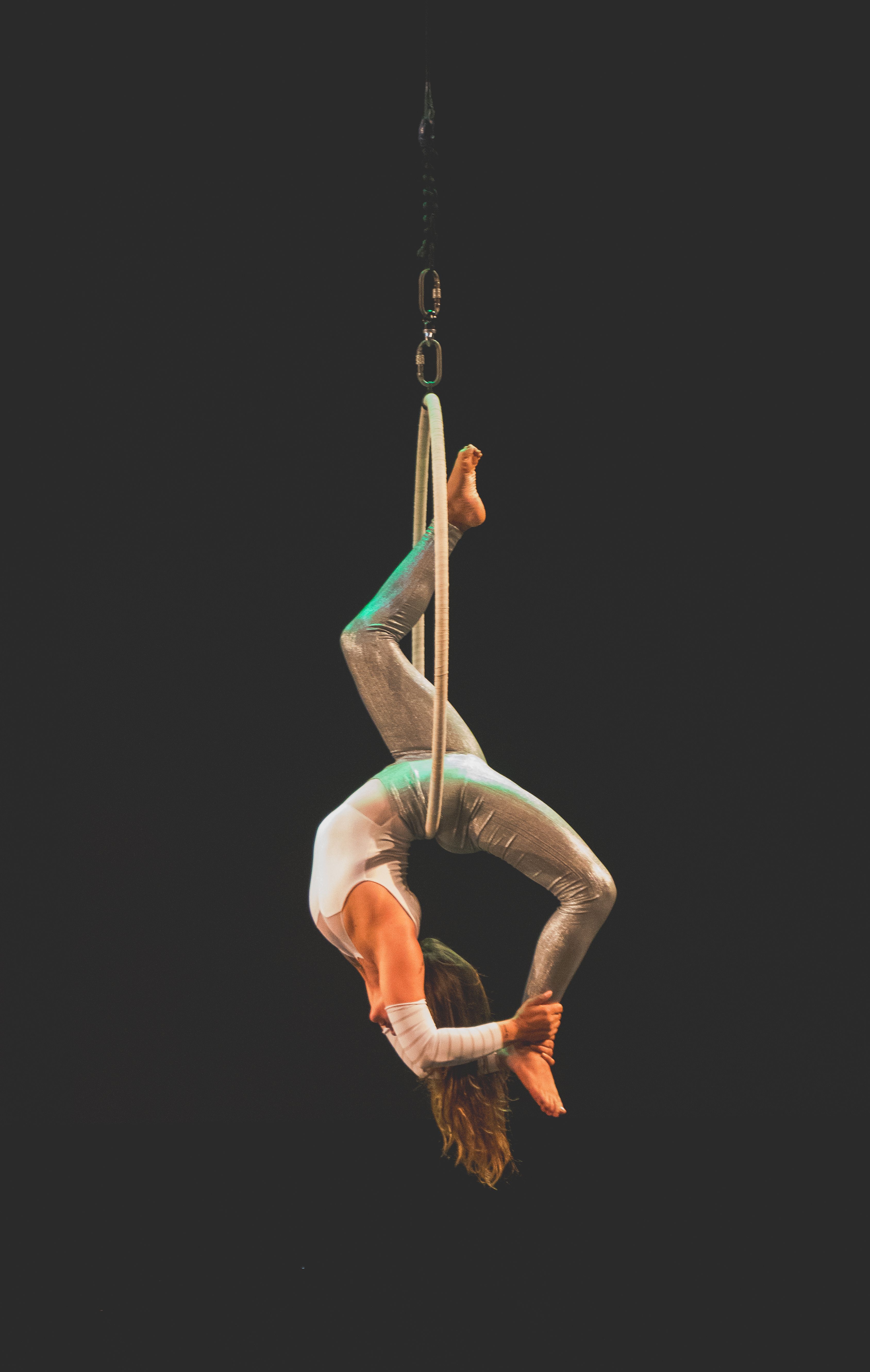 Performance Elegante De Aerial Hoop No Brasil · Foto profissional gratuita