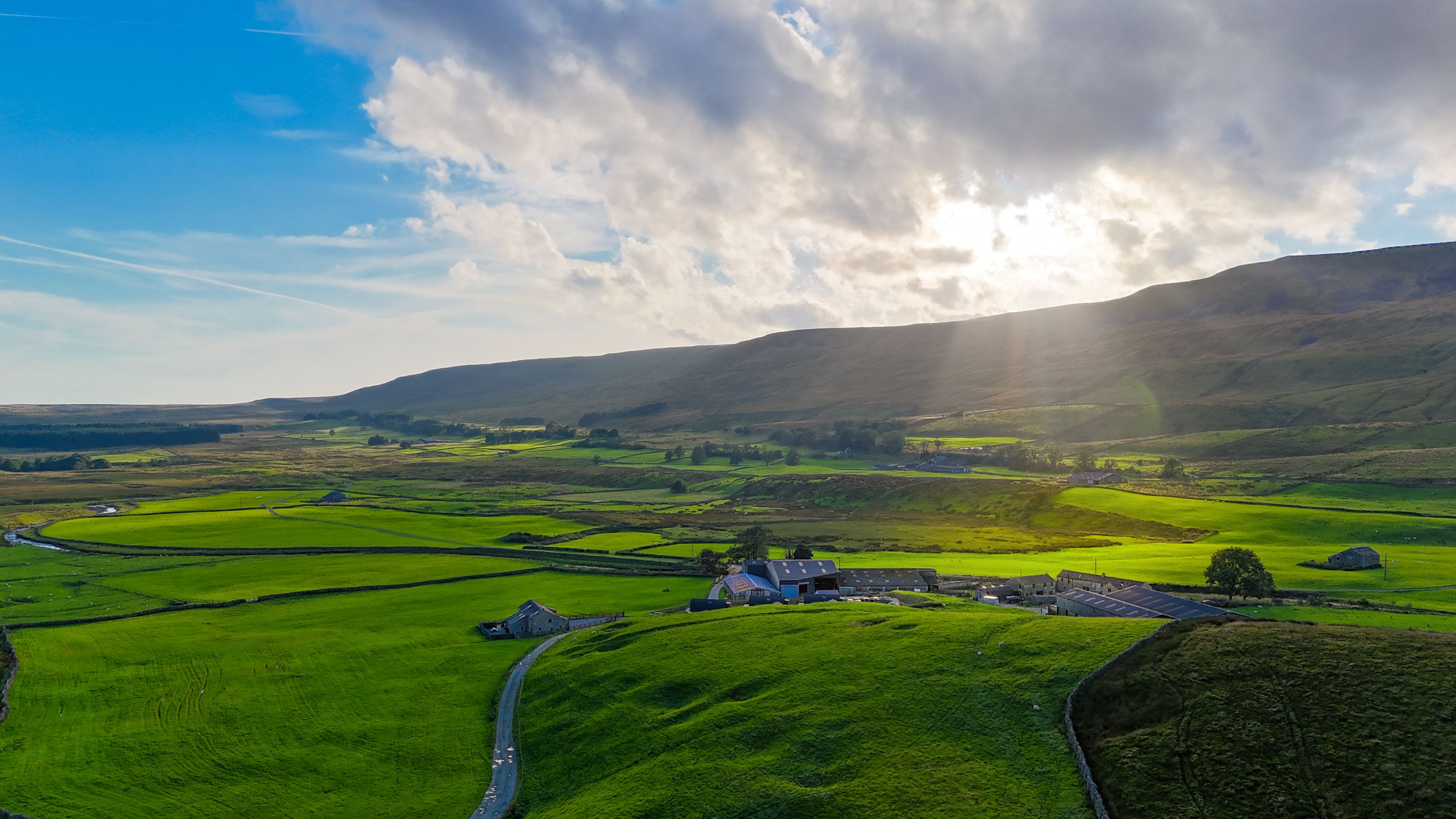 Idyllic English Countryside with Rolling Hills · Free Stock Photo