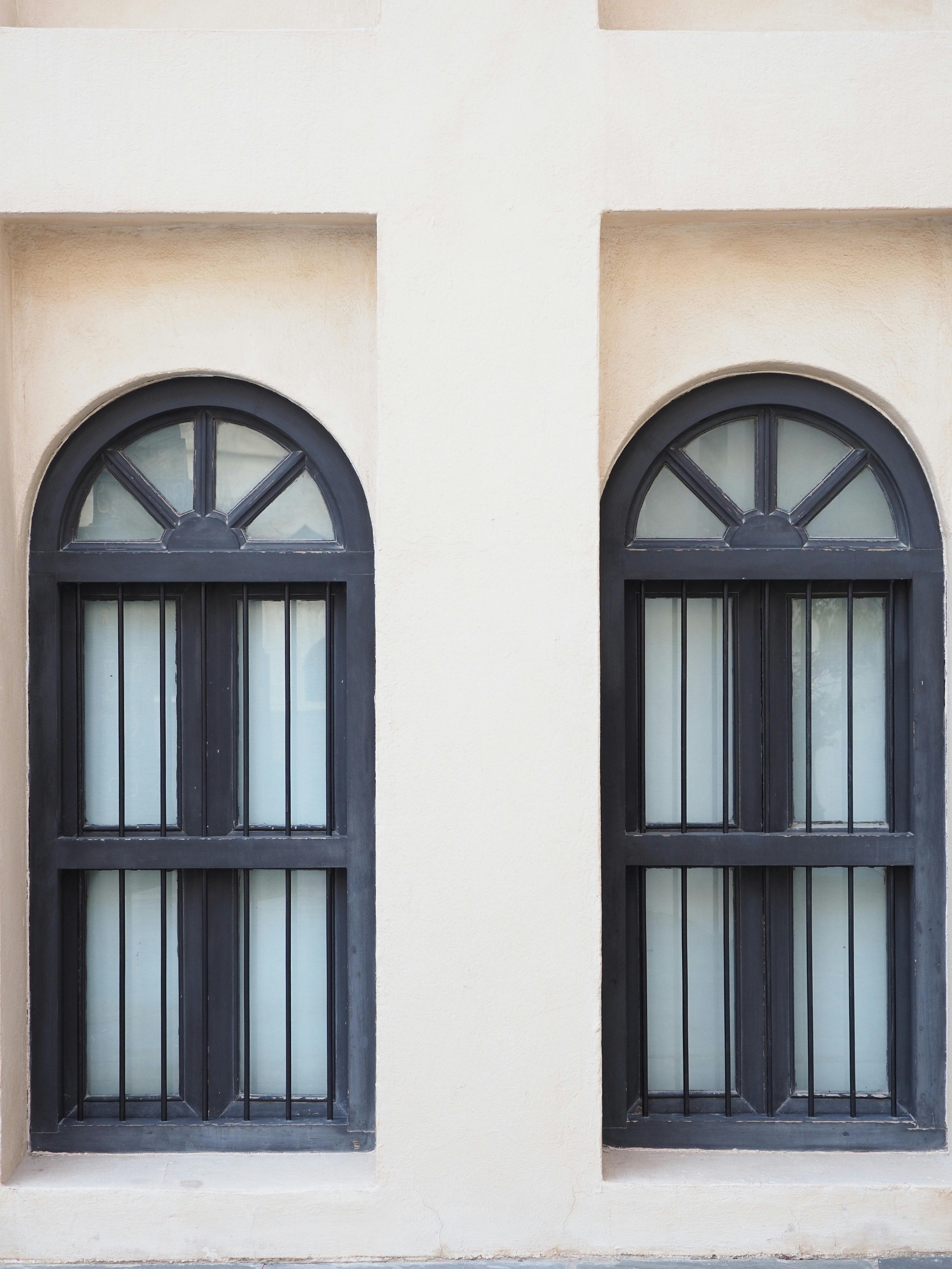 Elegant Arched Windows in Doha Architecture · Free Stock Photo