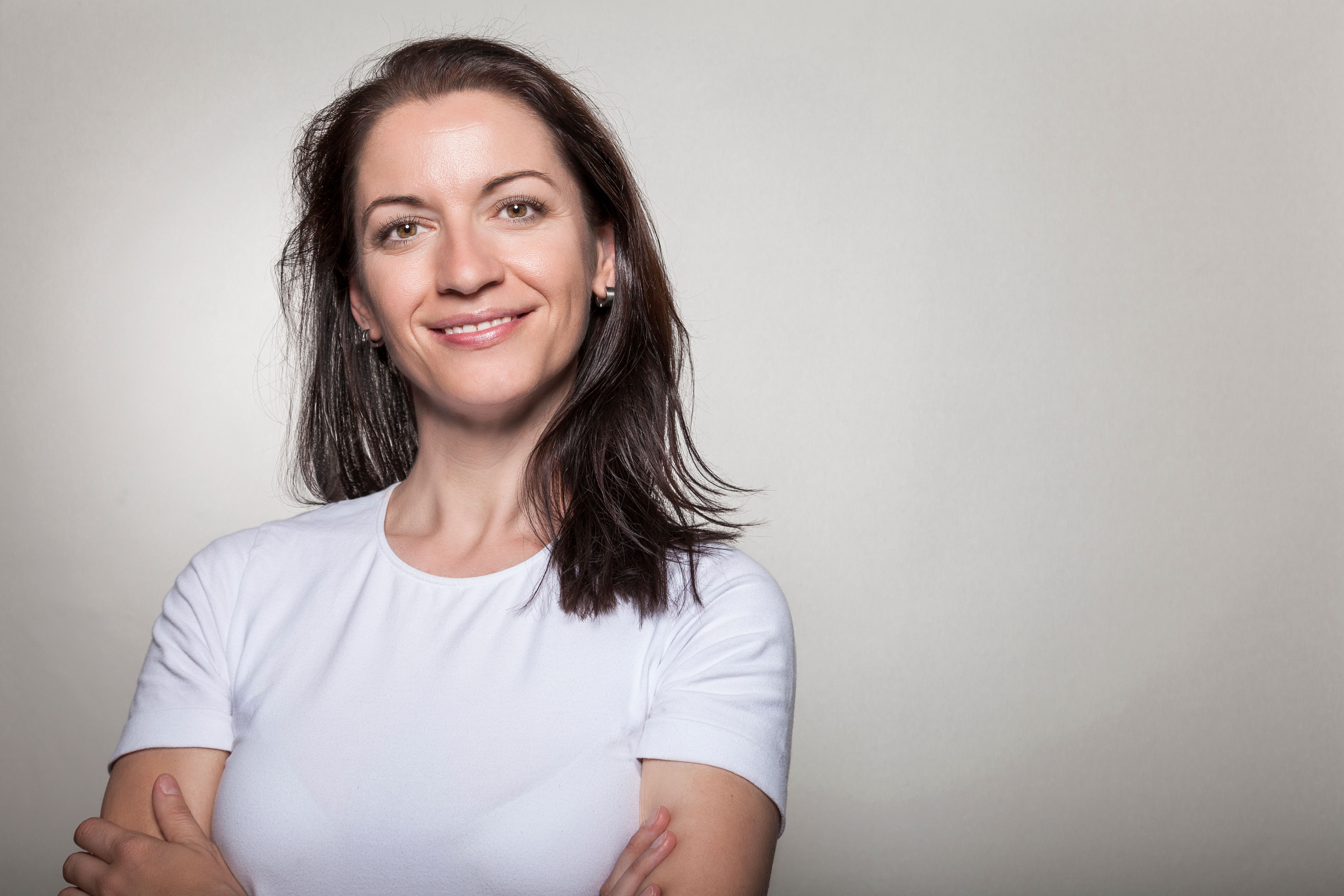 Retrato De Mulher Sorridente Confiante Em Camiseta Branca · Foto ...