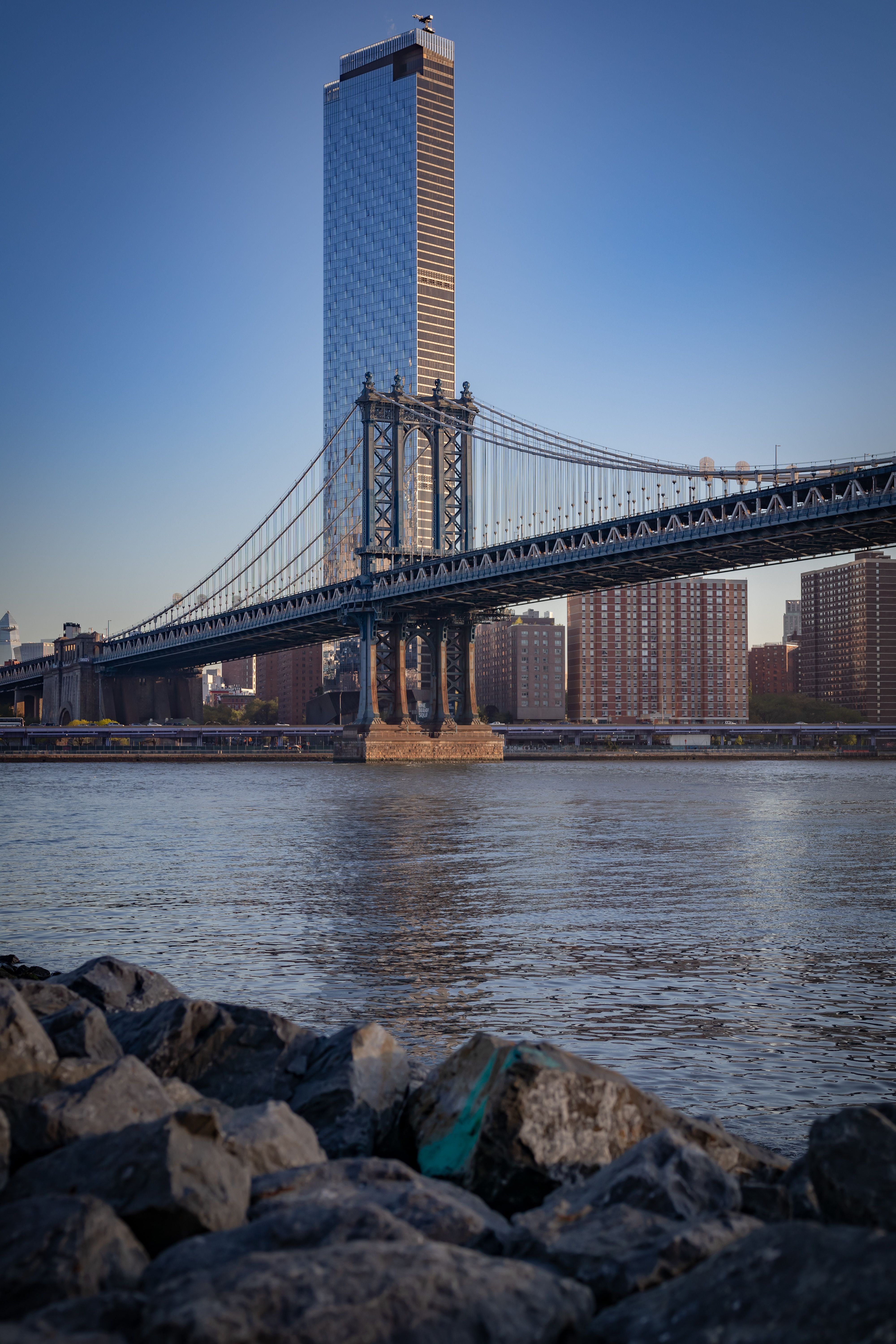 Puente De Manhattan Sobre El Río Con Paisaje Urbano · Foto de stock ...