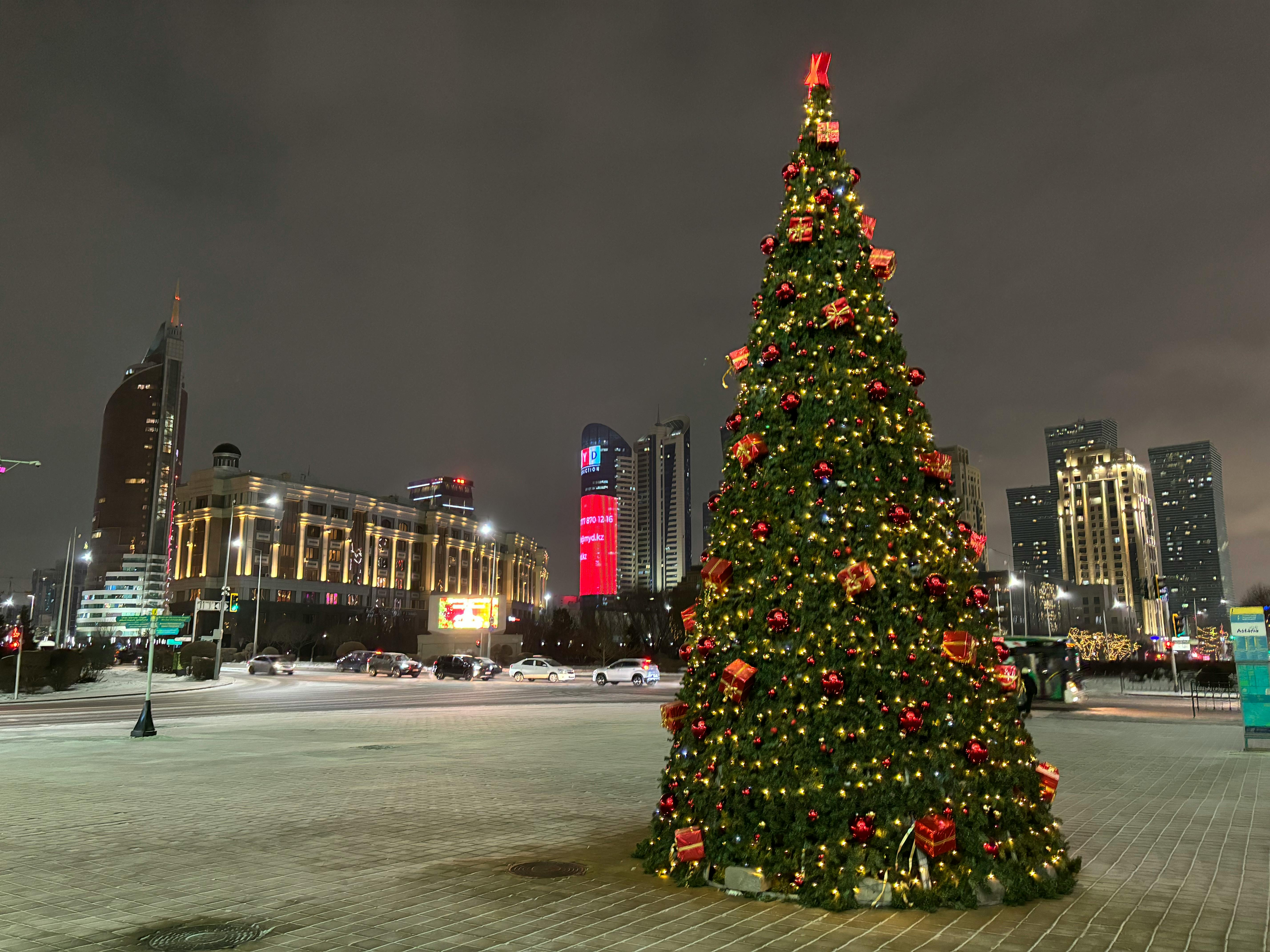 árbol De Navidad Iluminado En Nursultán Por La Noche · Foto de stock ...
