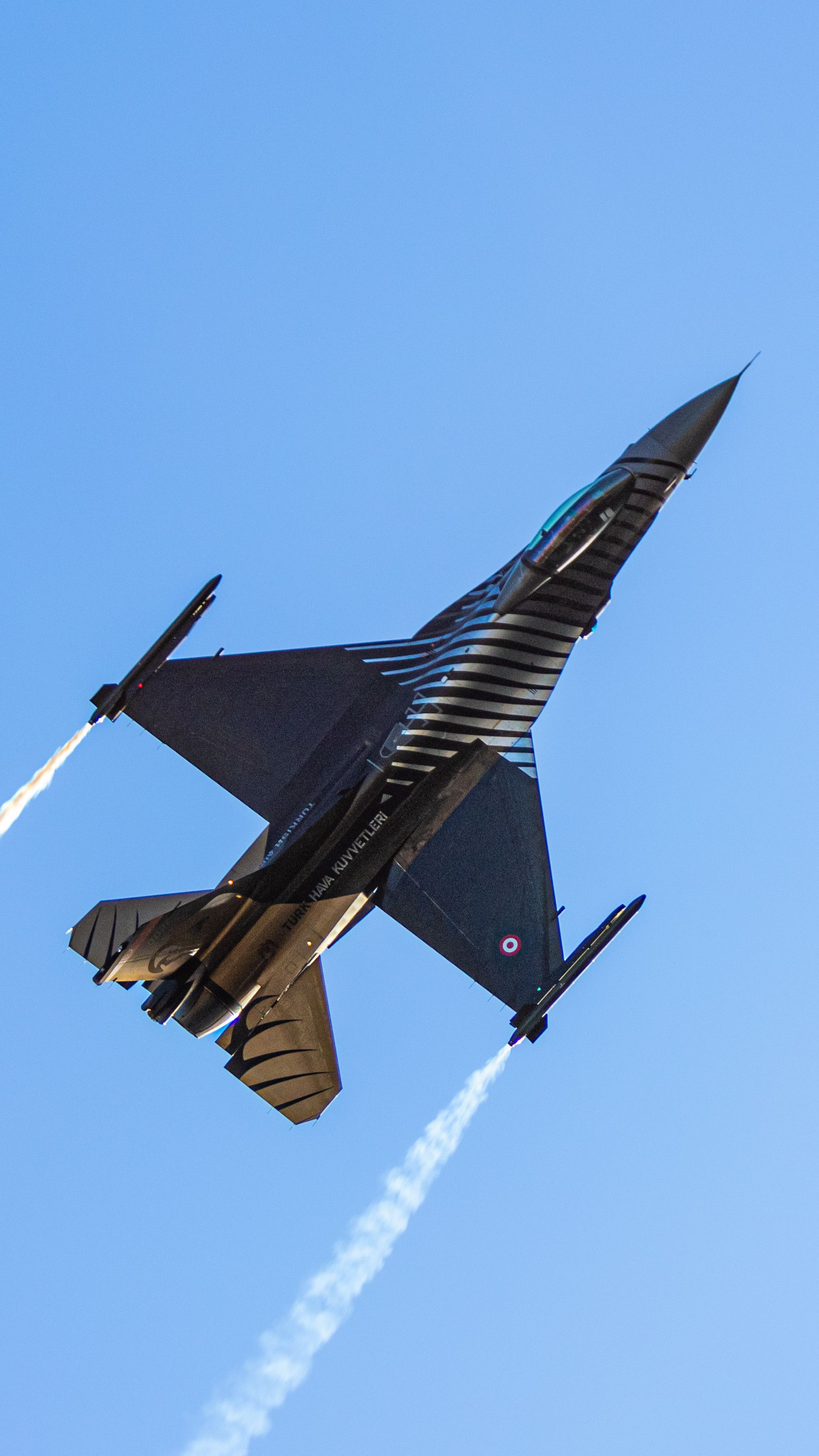 Dynamic Aerial Display of Modern Jet Fighter · Free Stock Photo