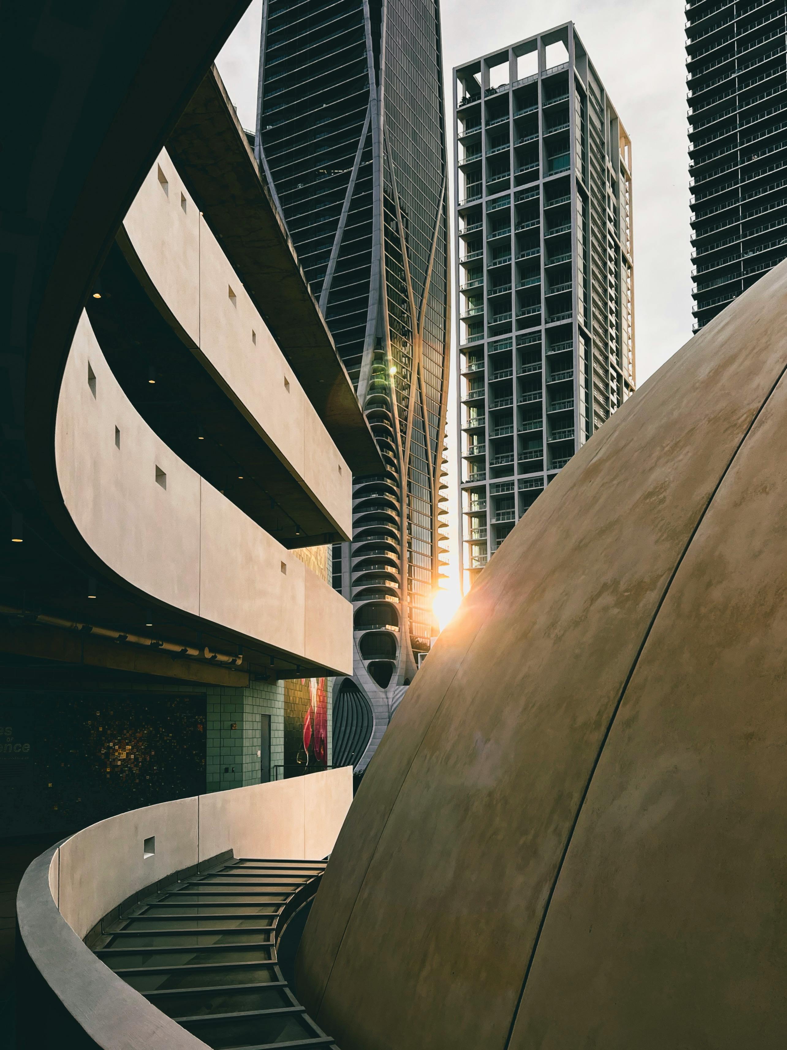 Arquitectura Urbana Moderna Con Diseño De Edificios Curvos · Foto de ...