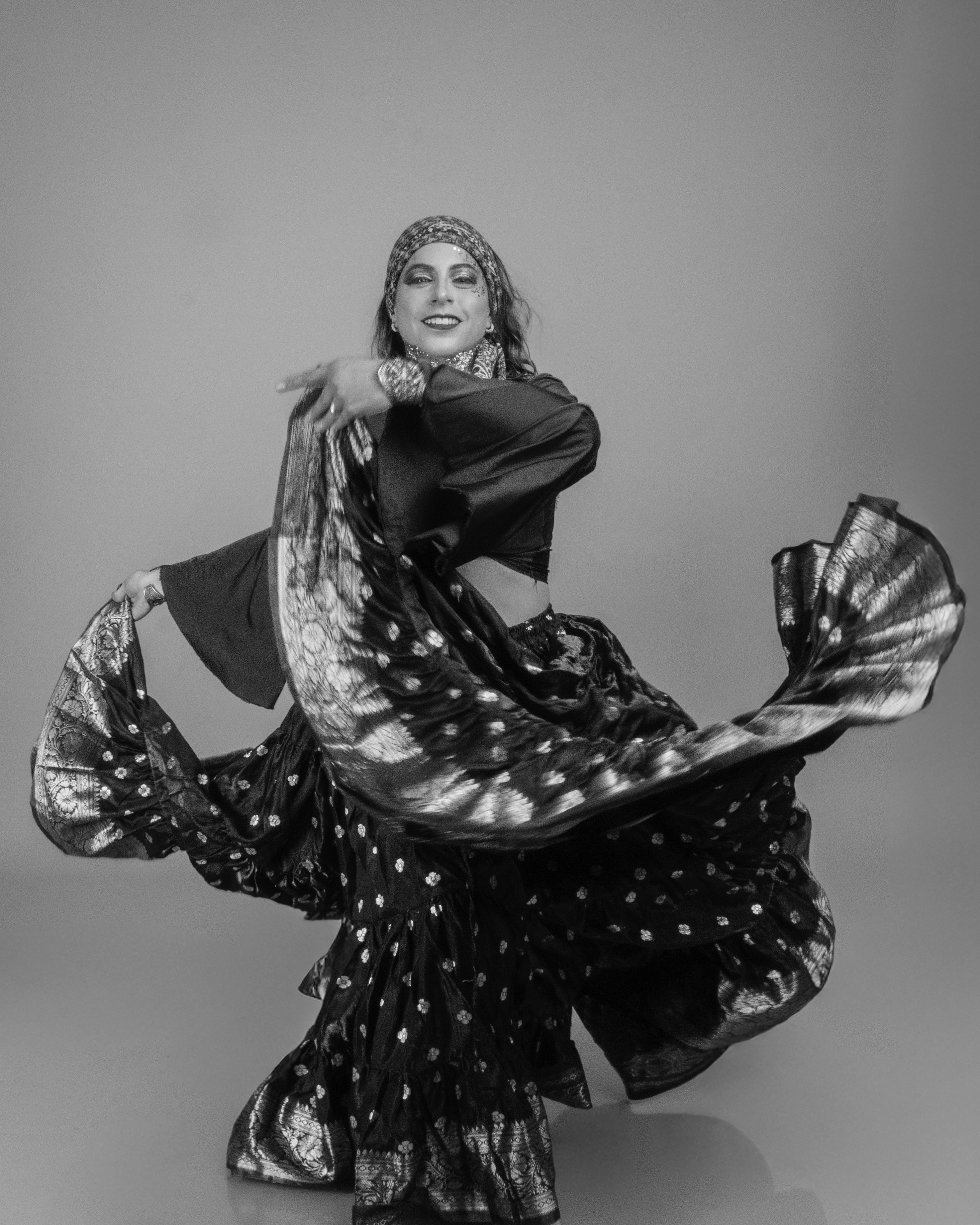 Danza Gitana Enérgica Con Atuendo Tradicional · Foto de stock gratuita
