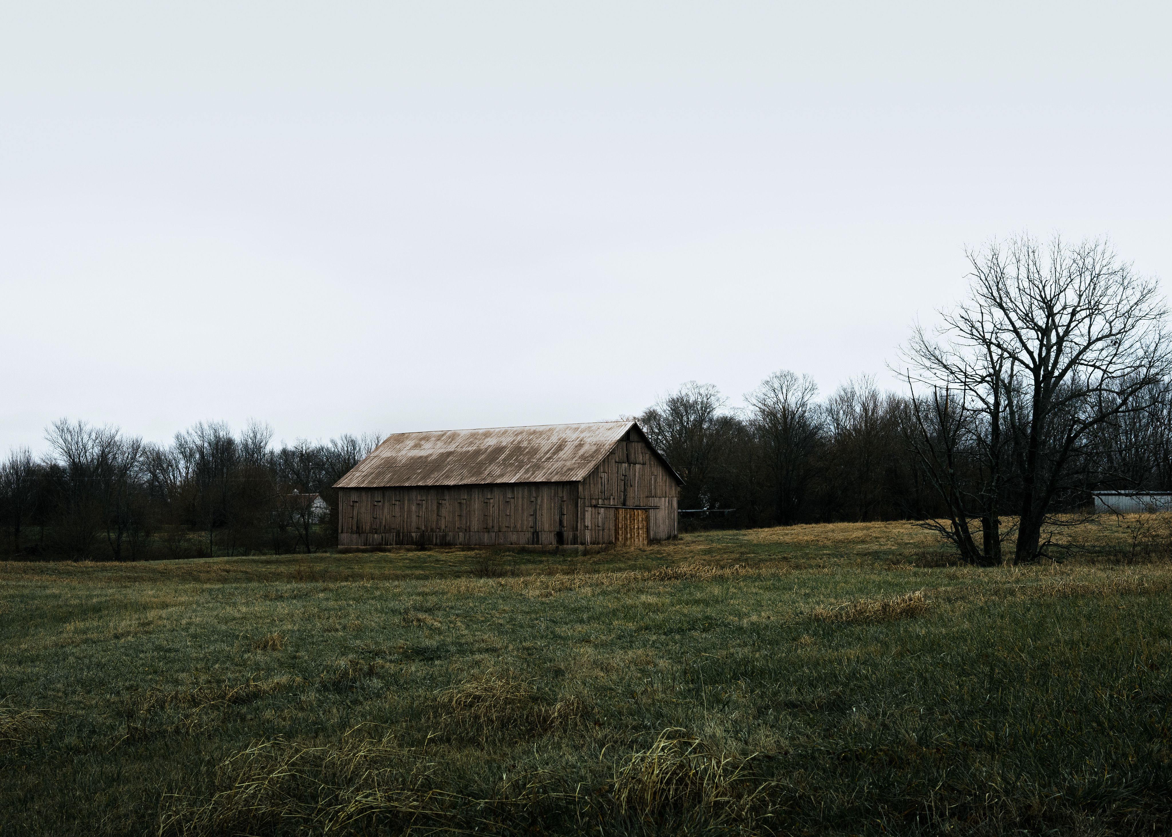 Rustic Barn in Serene Countryside Landscape · Free Stock Photo