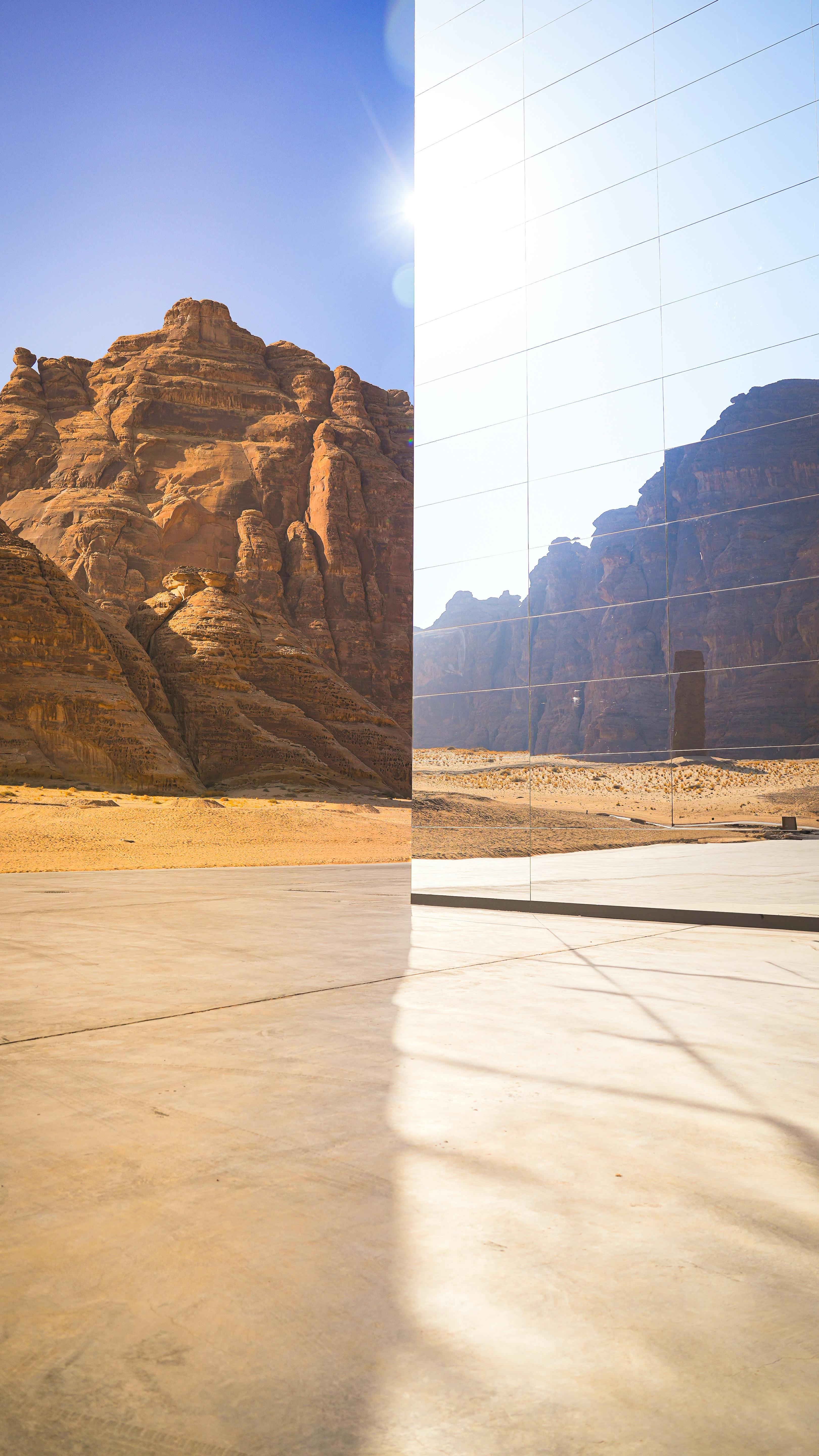 Striking Desert Reflection in Modern Architecture · Free Stock Photo