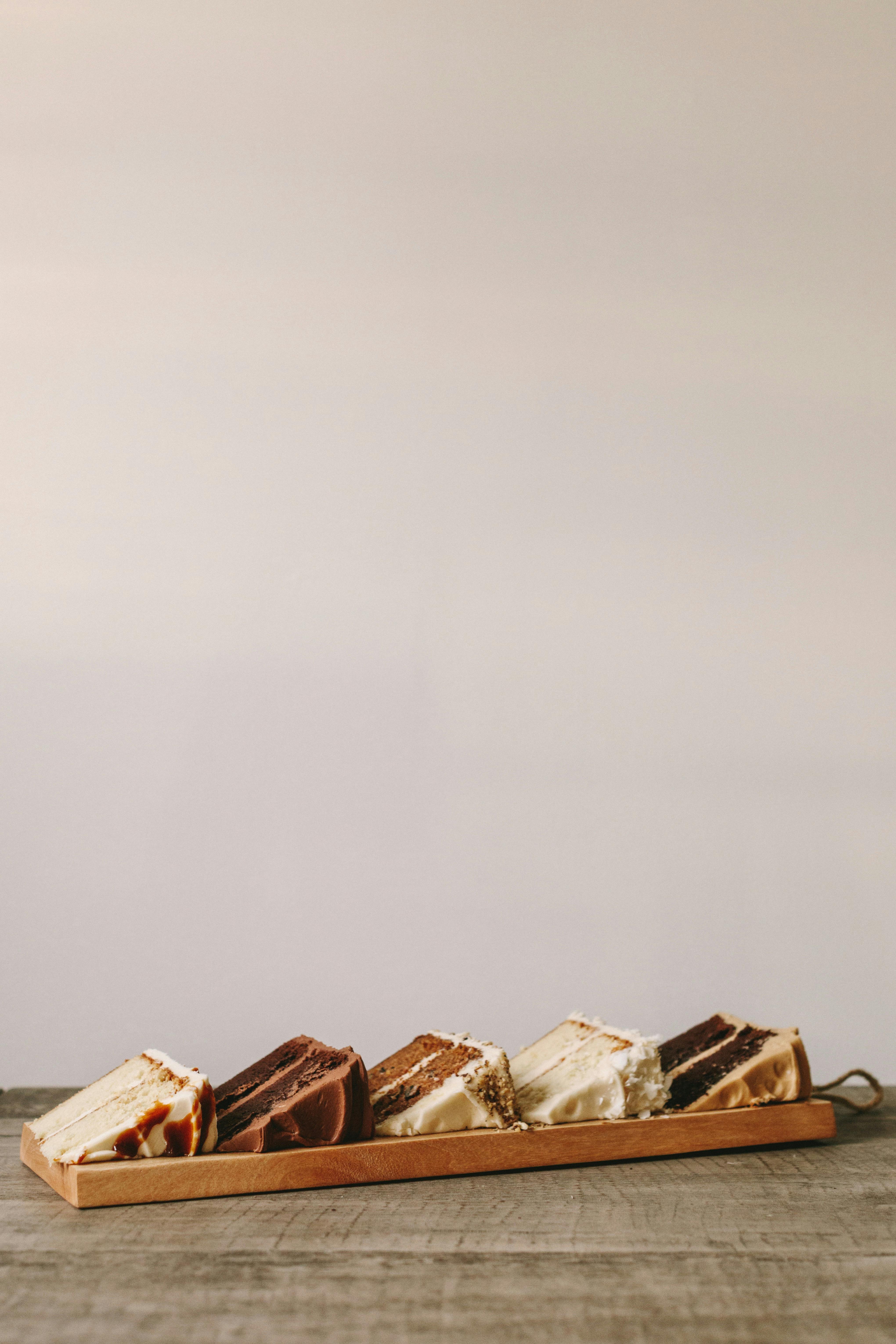 Assortiment De Tranches De Gâteau Artisanal Sur Plateau En Bois · Photo ...