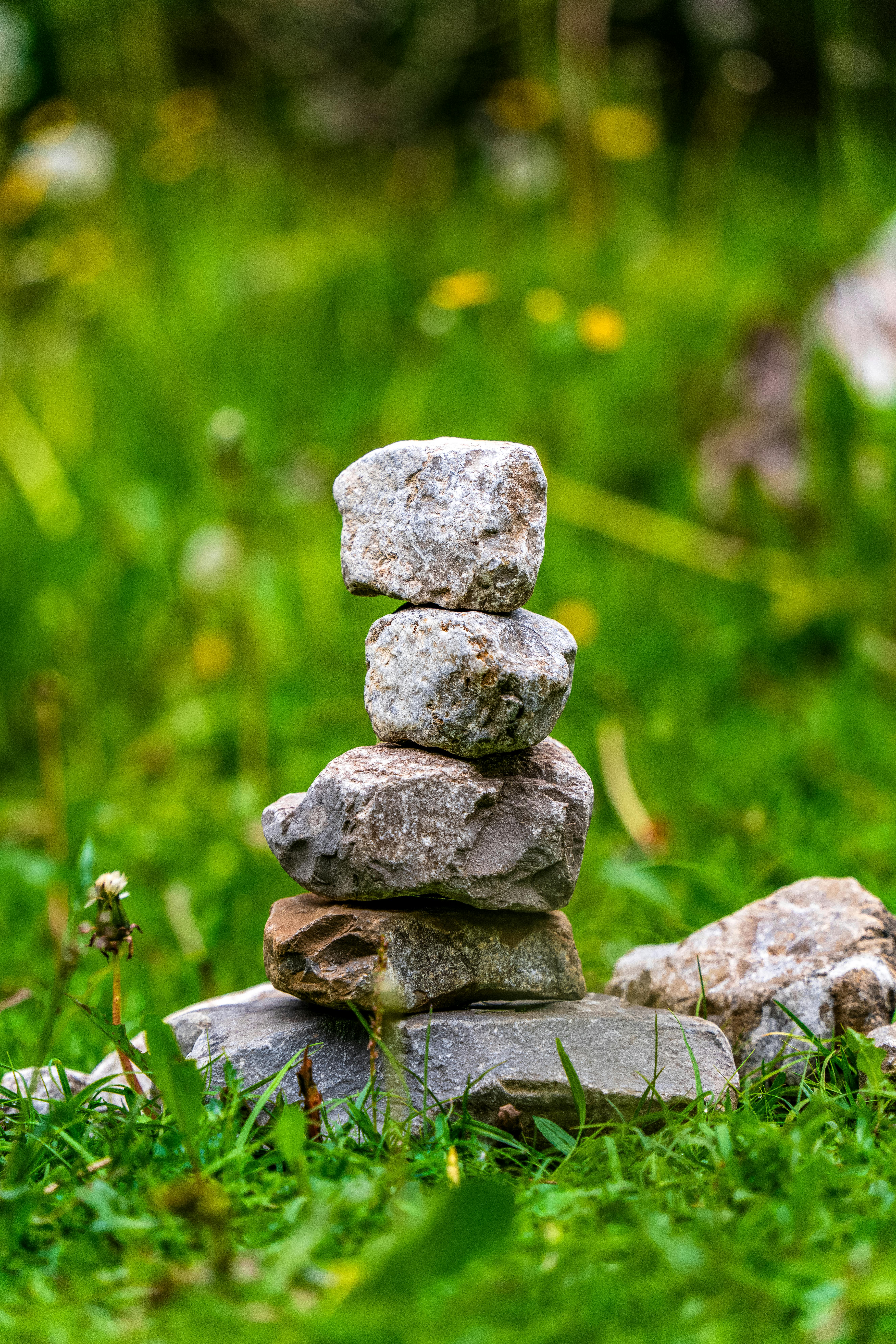 Piedras Apiladas Sobre Un Fondo De Hierba Verde Vibrante · Foto de ...
