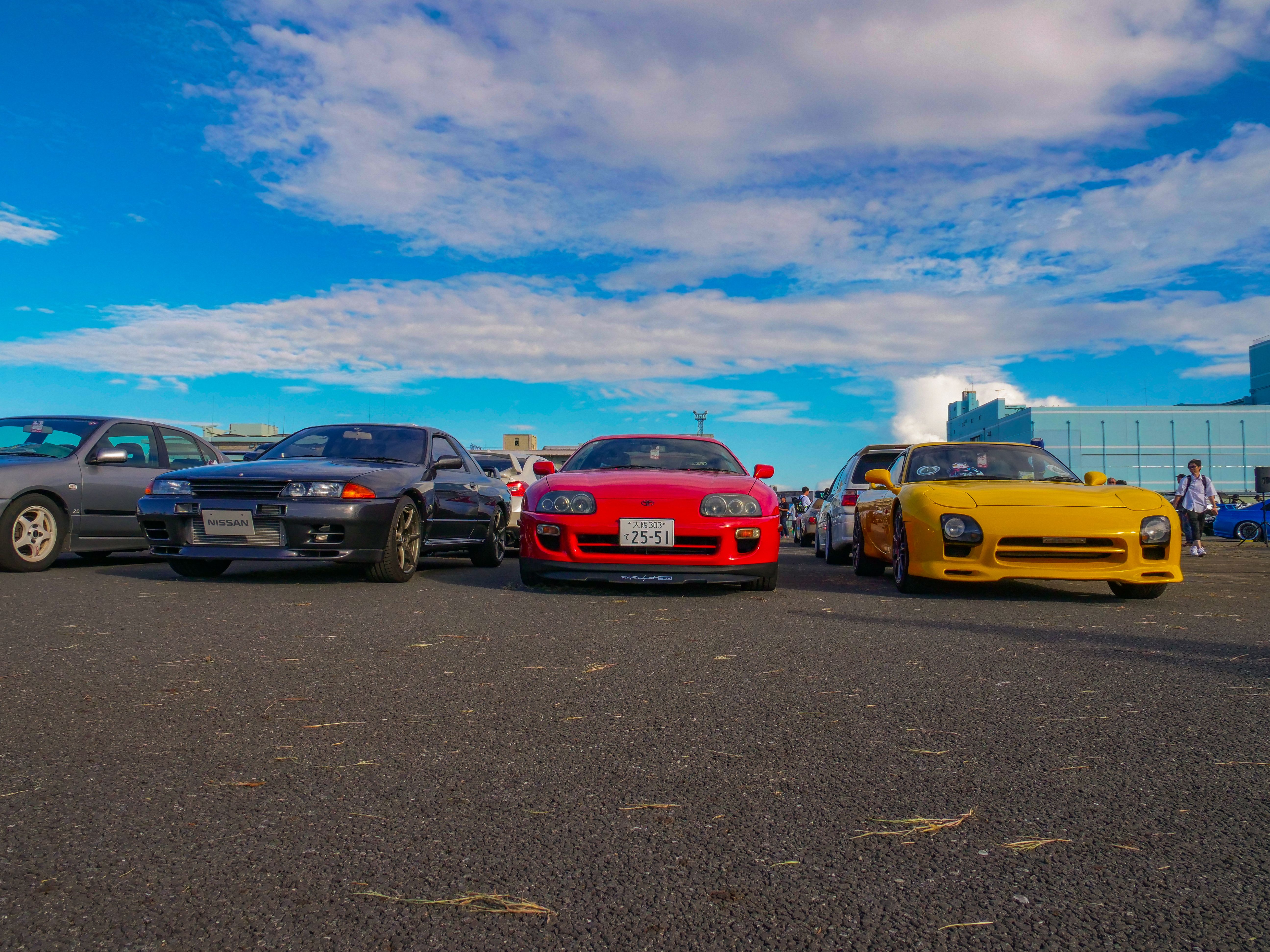 Vibrante Reunión De Coches Jdm En Un Día Soleado · Foto de stock gratuita