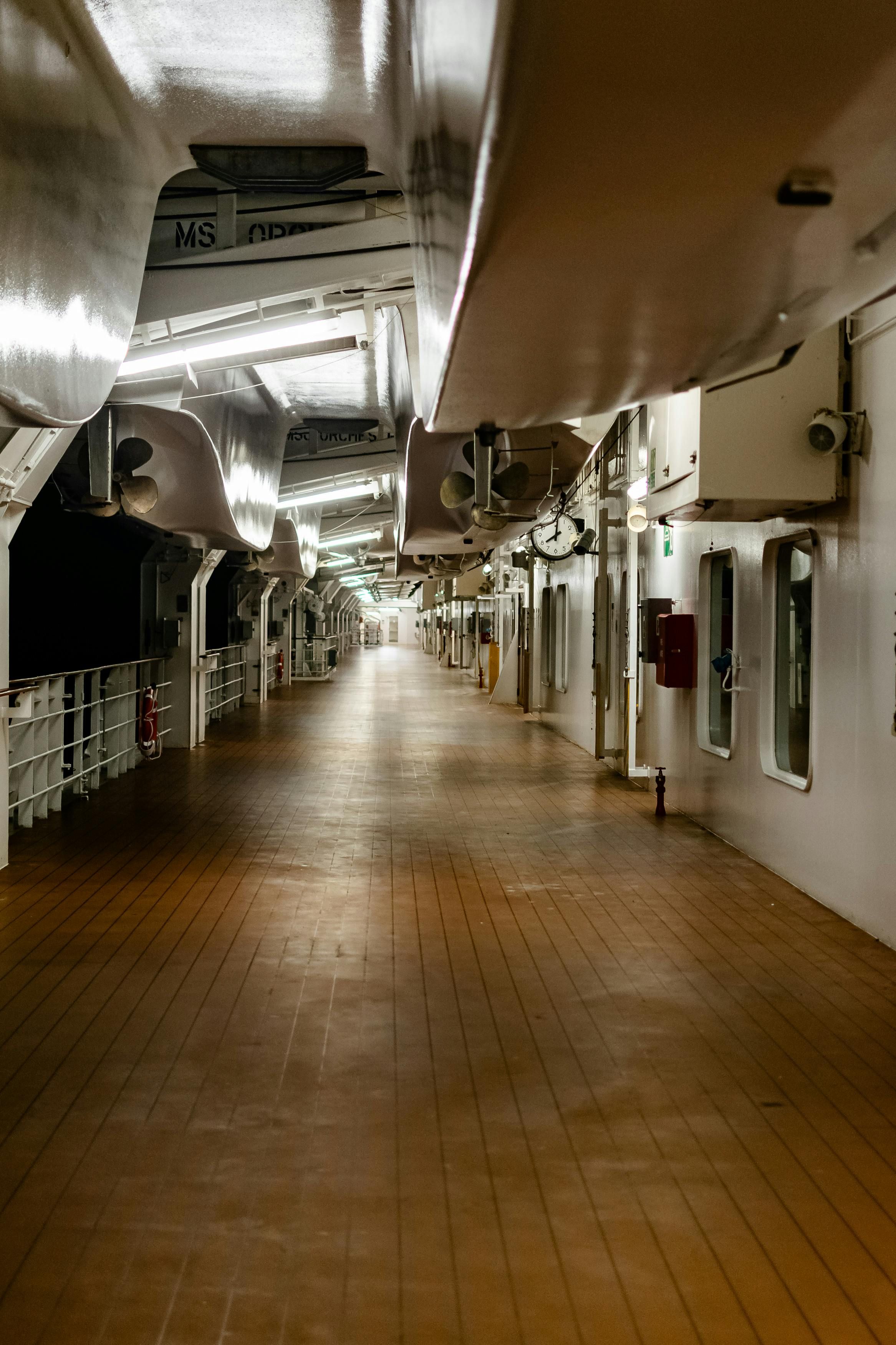 Interior Espaçoso Do Convés Do Navio De Cruzeiro à Noite · Foto ...