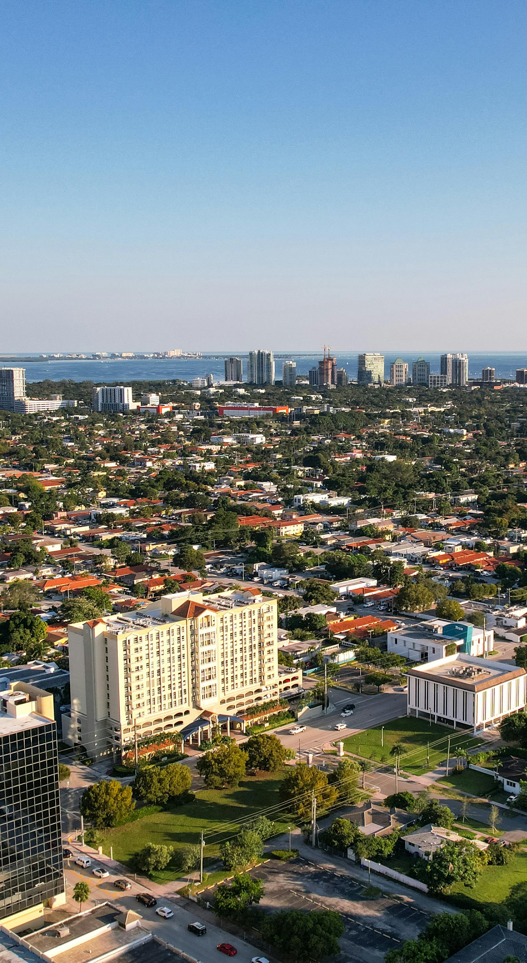 Gray and White Concrete Building · Free Stock Photo
