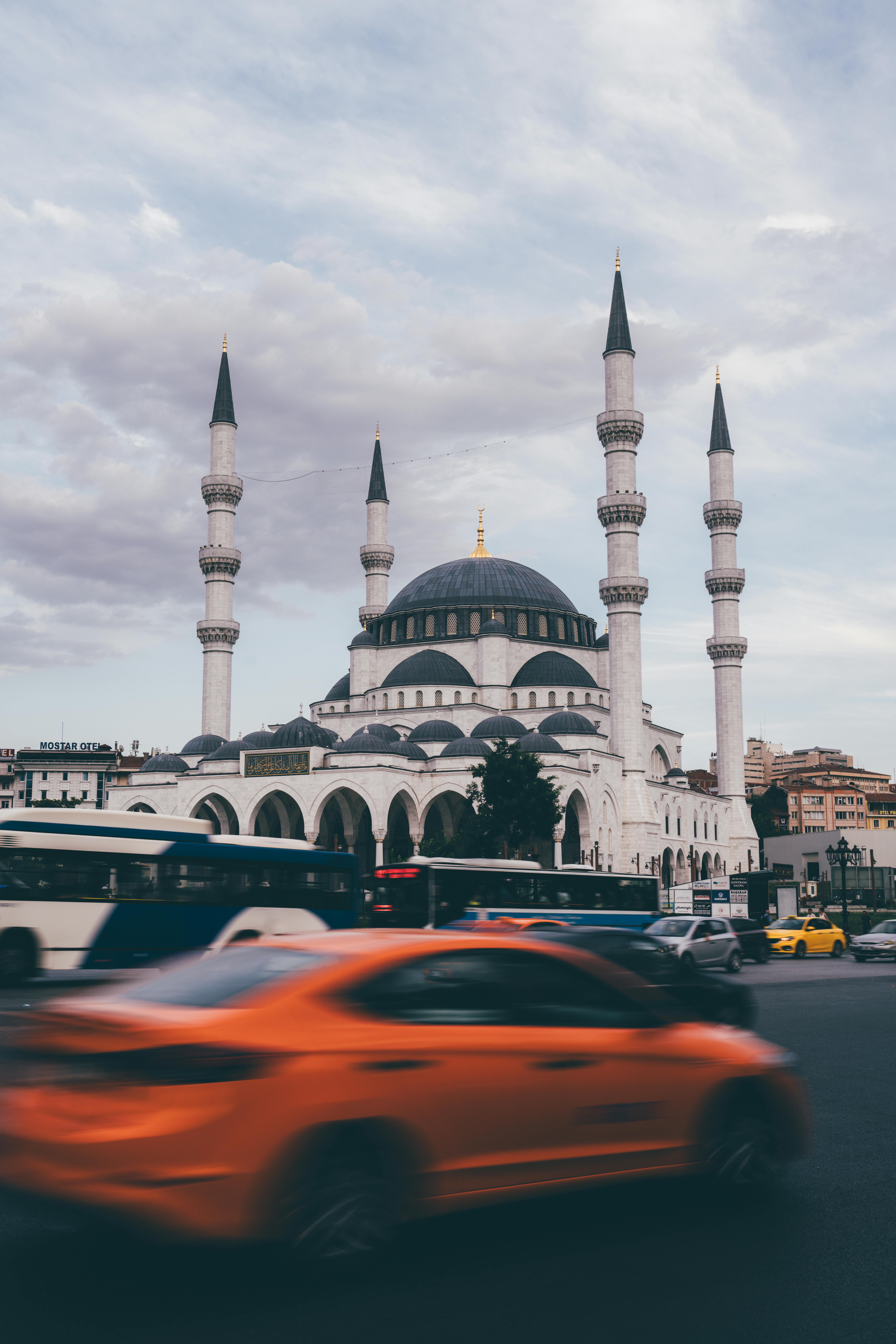 Busy Urban Scene with Mosque in Ankara · Free Stock Photo