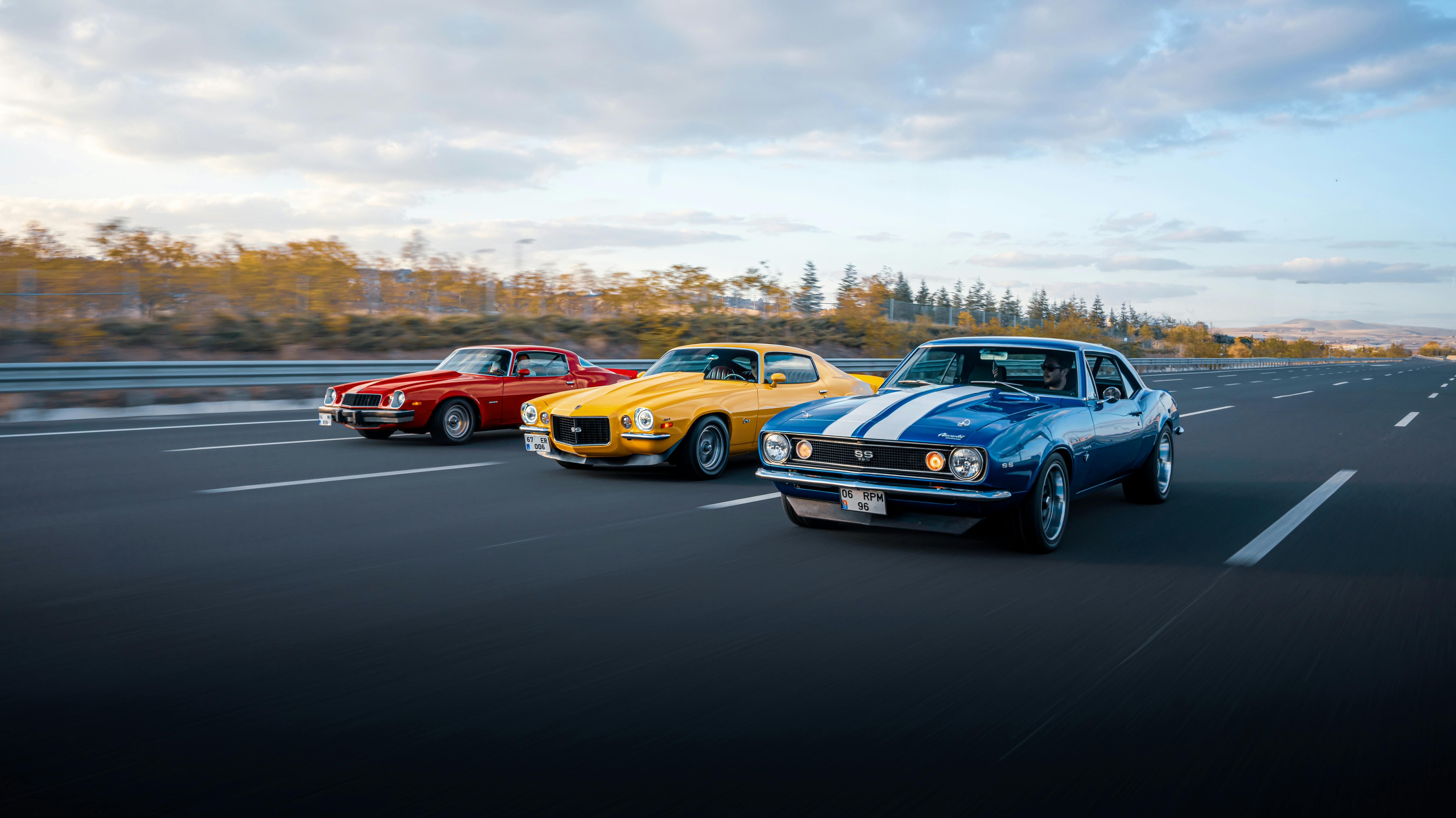 Klassische Muscle Cars Rasen Auf Türkischer Autobahn · Kostenloses ...