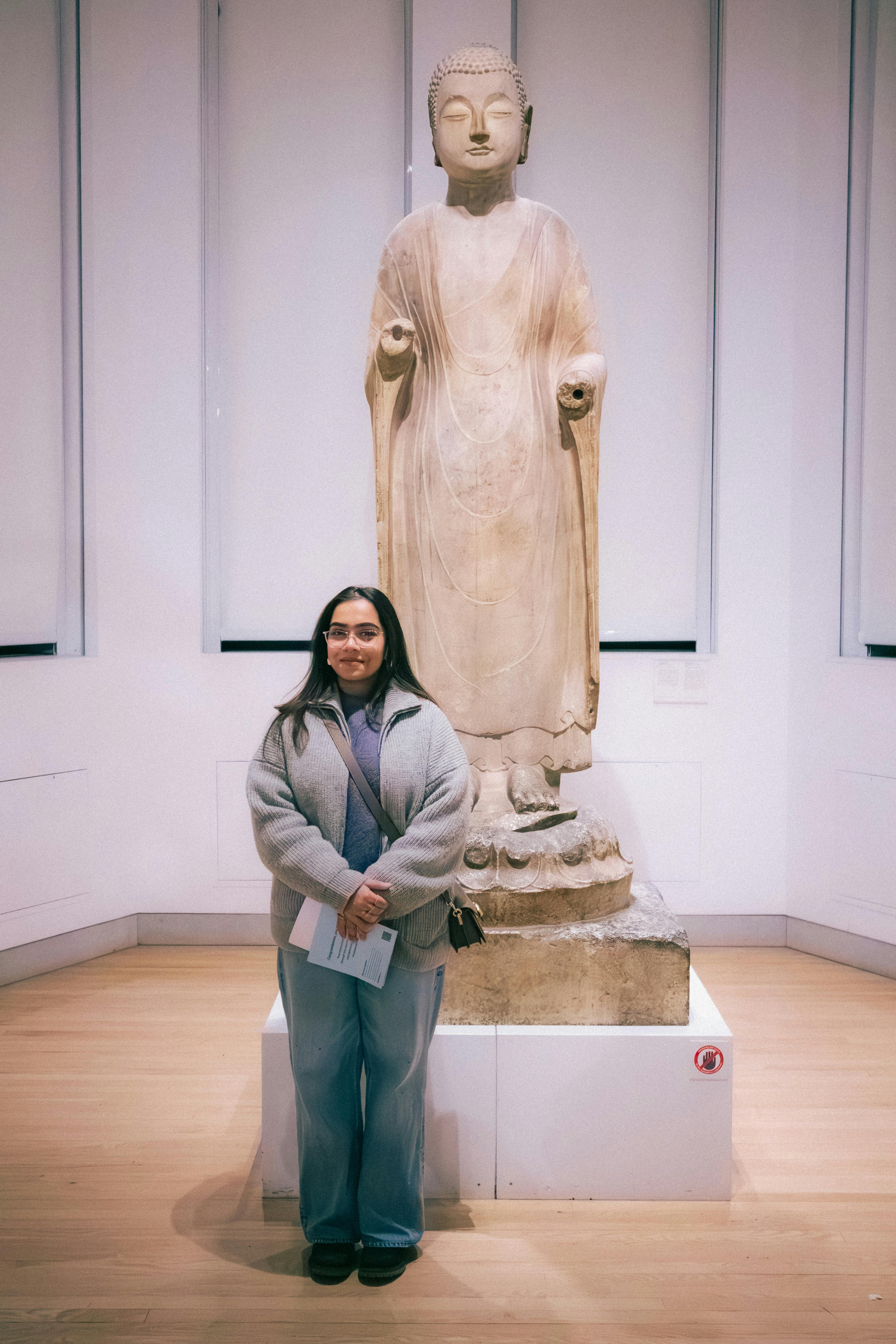 Visitante En Un Museo De Arte Con Estatua De Buda En Toronto · Foto de ...