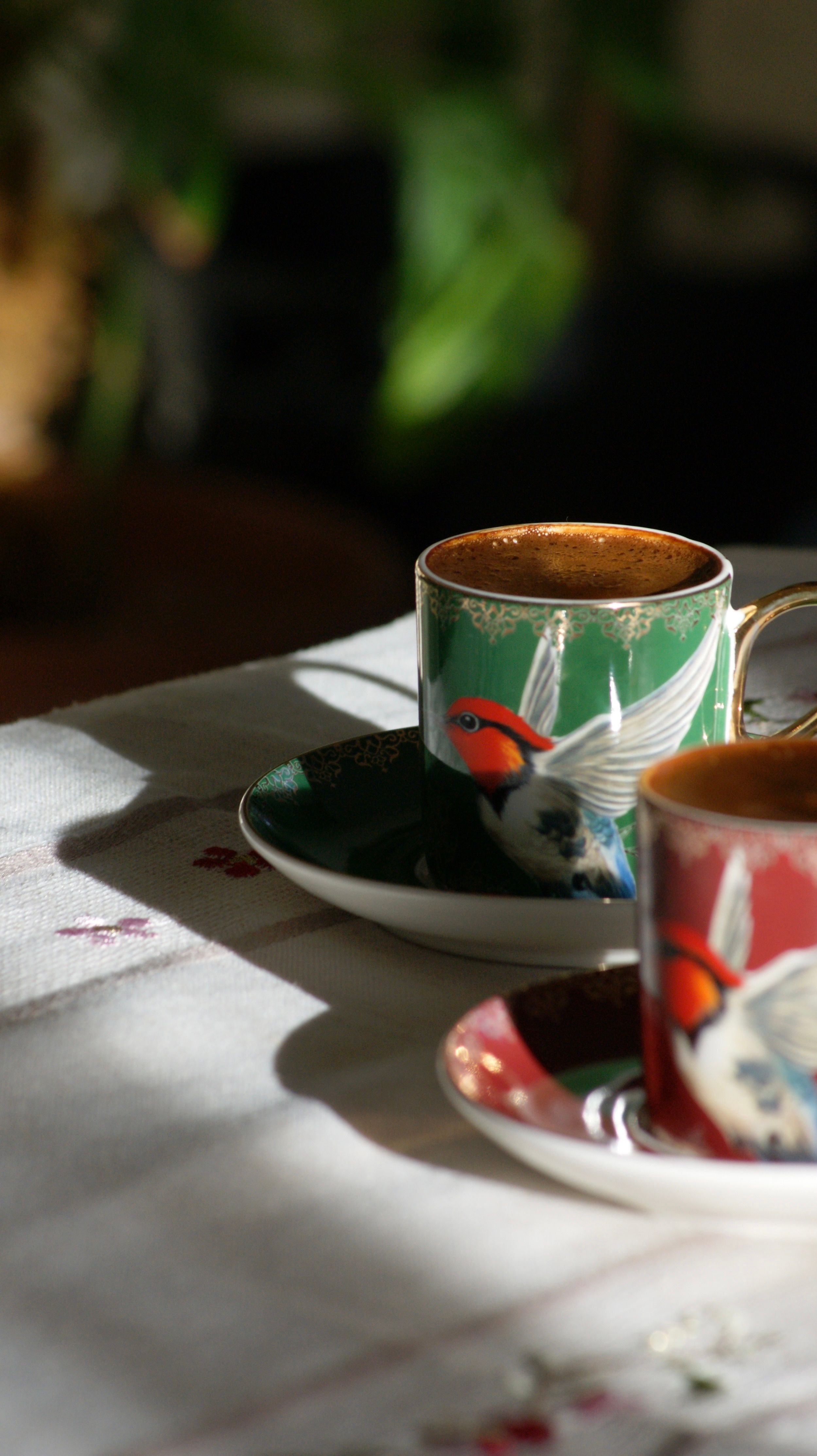 Elegantes Tazas De Café Con Temática De Pájaros Retro Sobre La Mesa ...