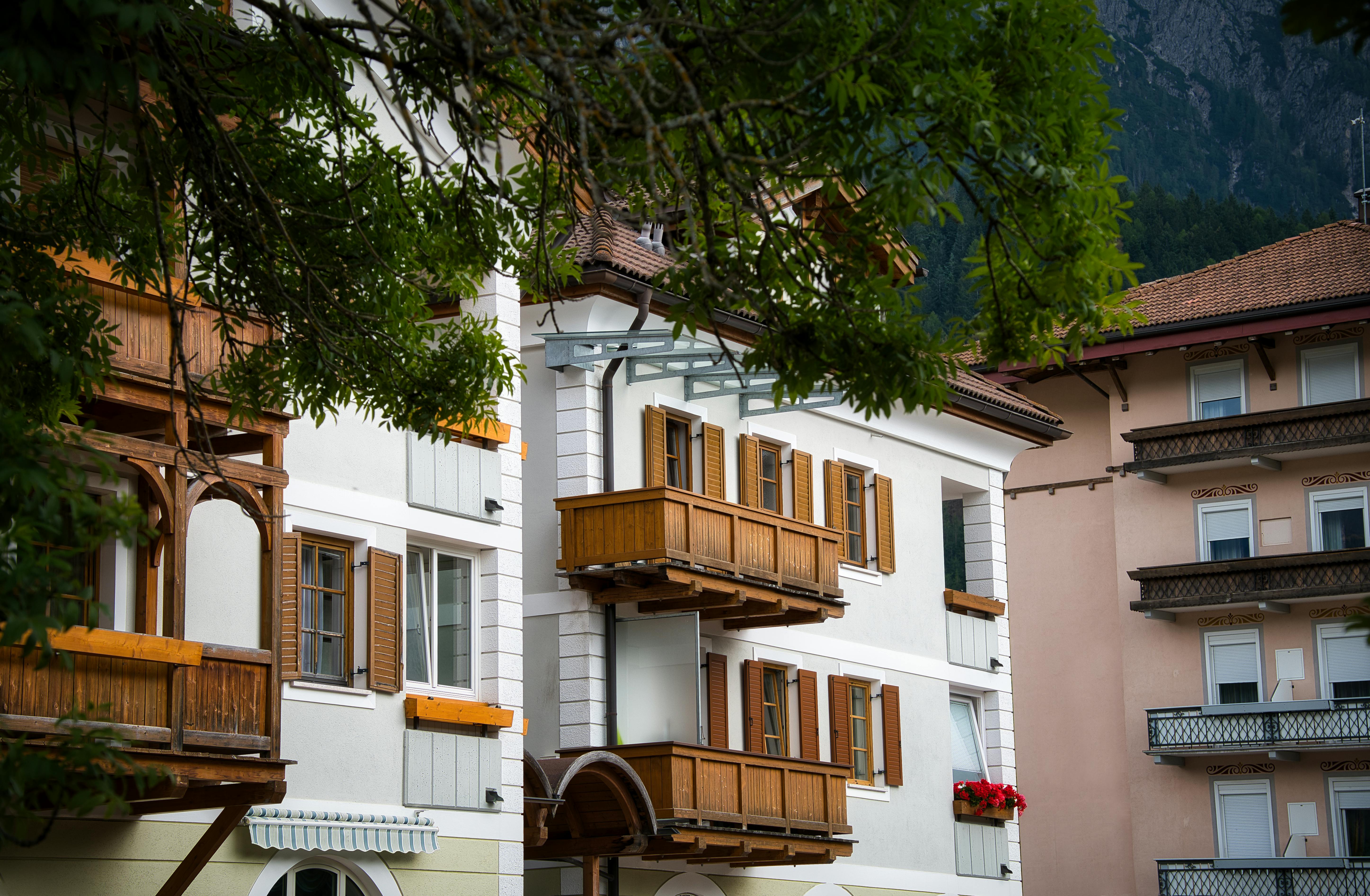 Charming Alpine Architecture in Toblach, Italy · Free Stock Photo
