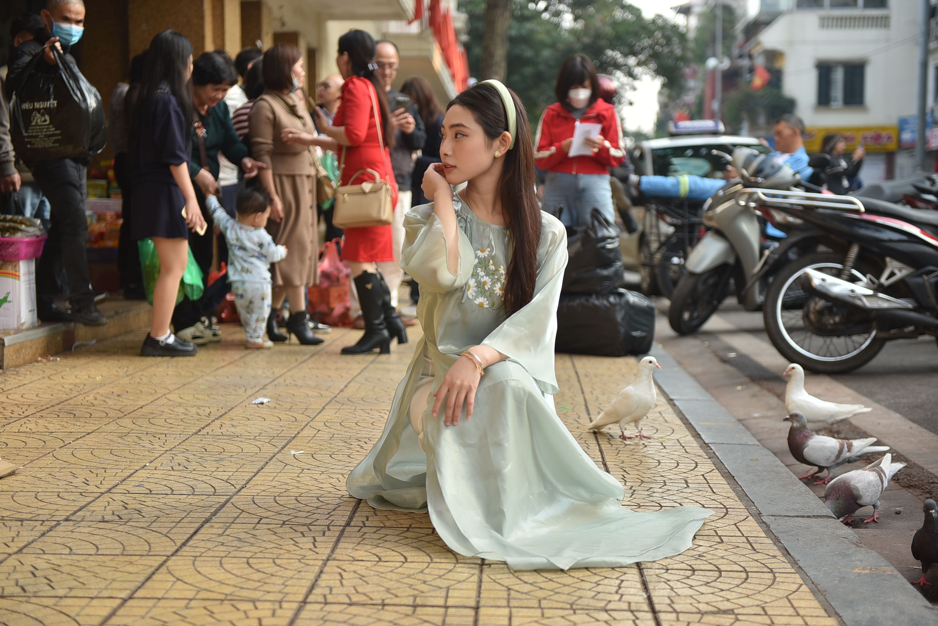 Mujer Con Traje Tradicional Rodeada De Palomas · Foto de stock gratuita