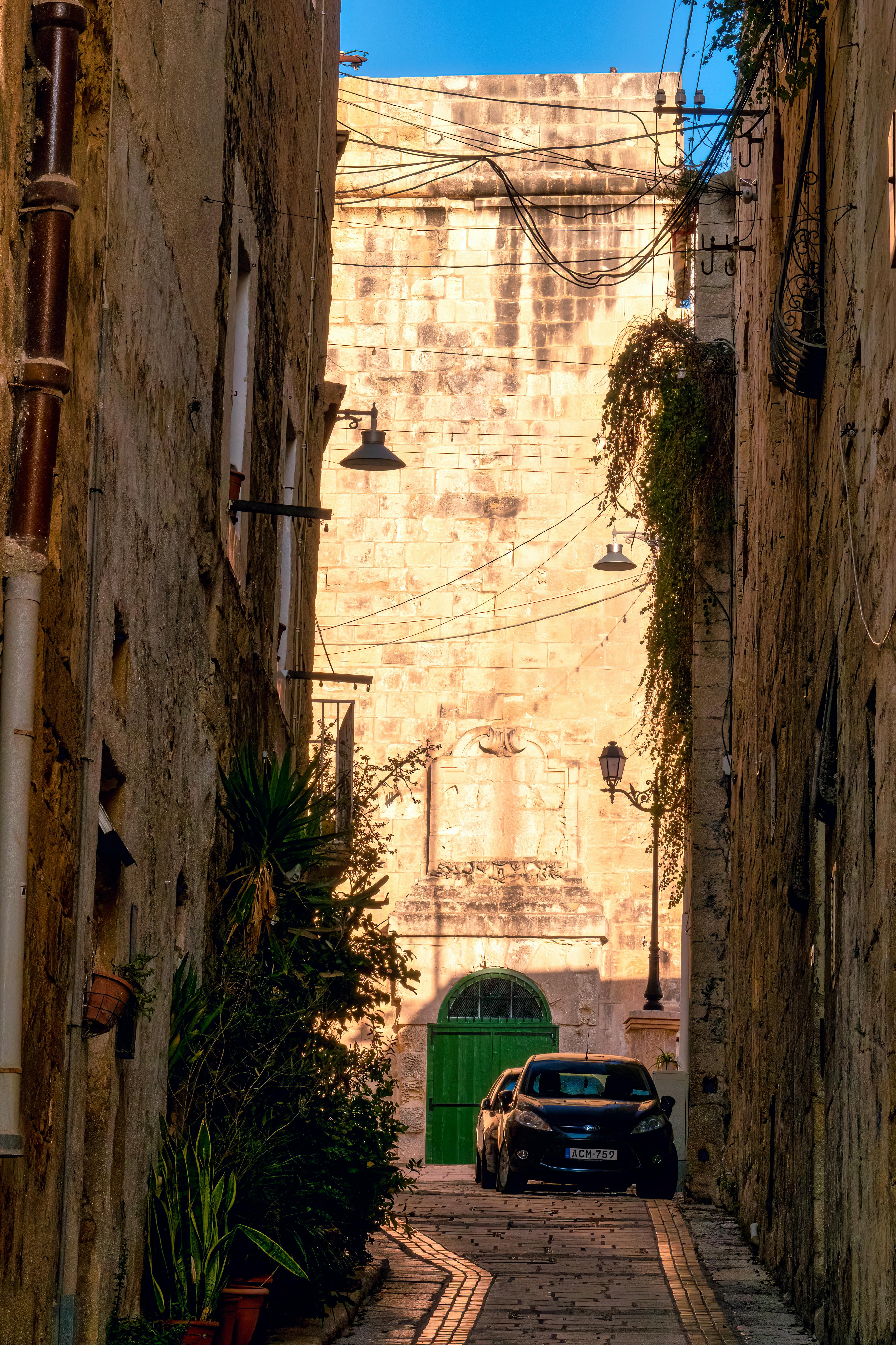 Narrow European Alley in Valletta, Malta · Free Stock Photo
