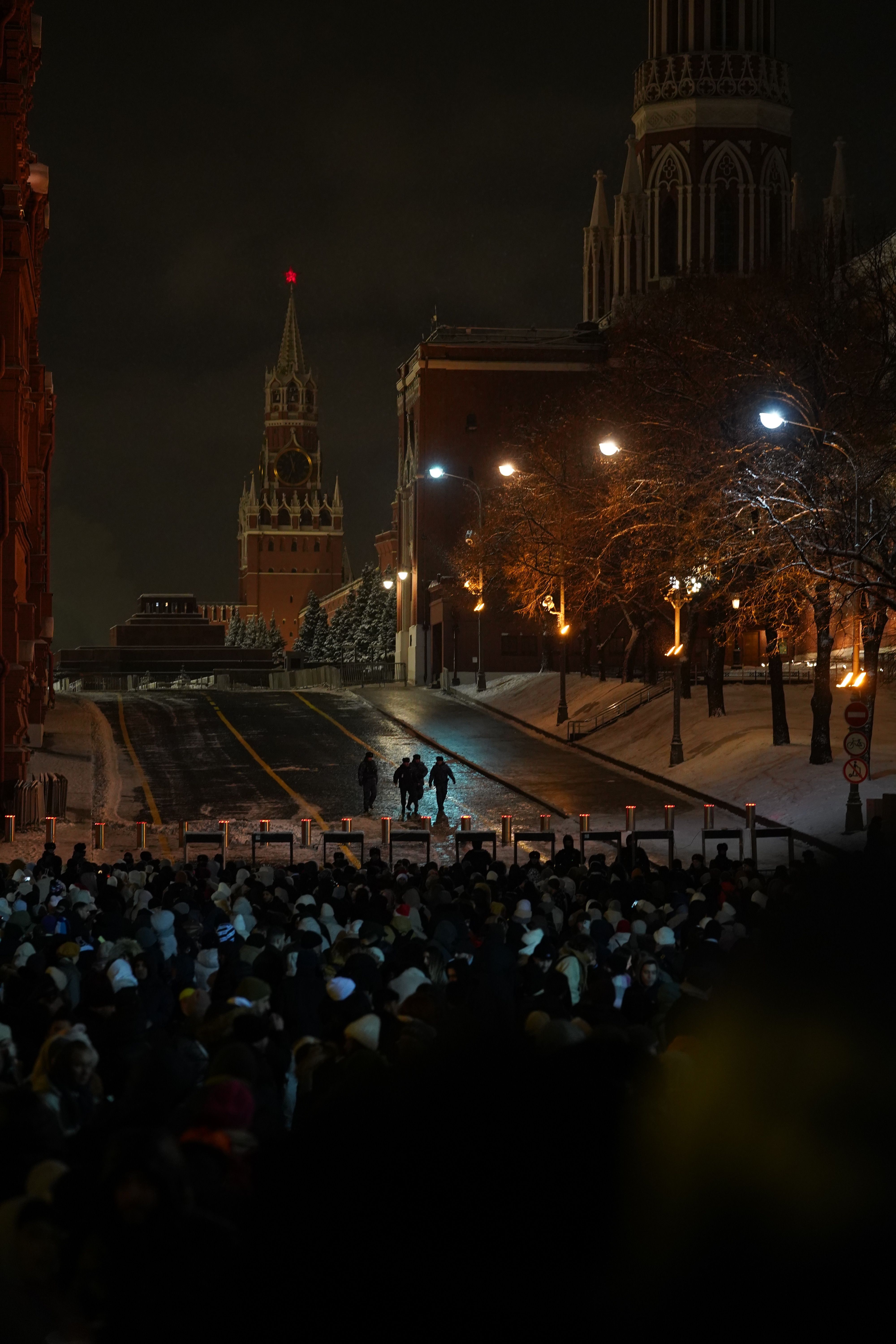 Night Crowd Near Kremlin in Winter Scene · Free Stock Photo