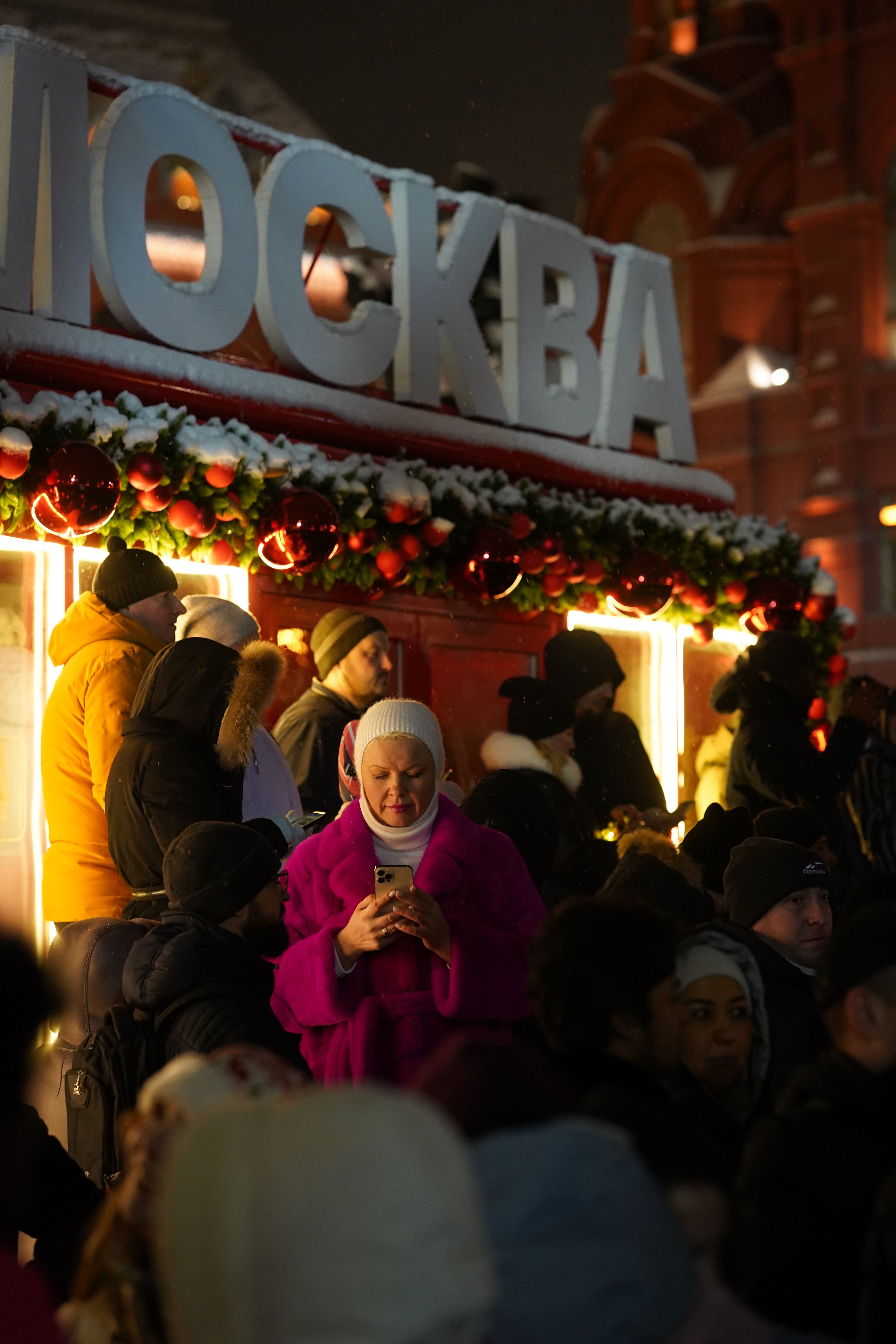 Festive Night Crowd at Moscow's Holiday Market · Free Stock Photo