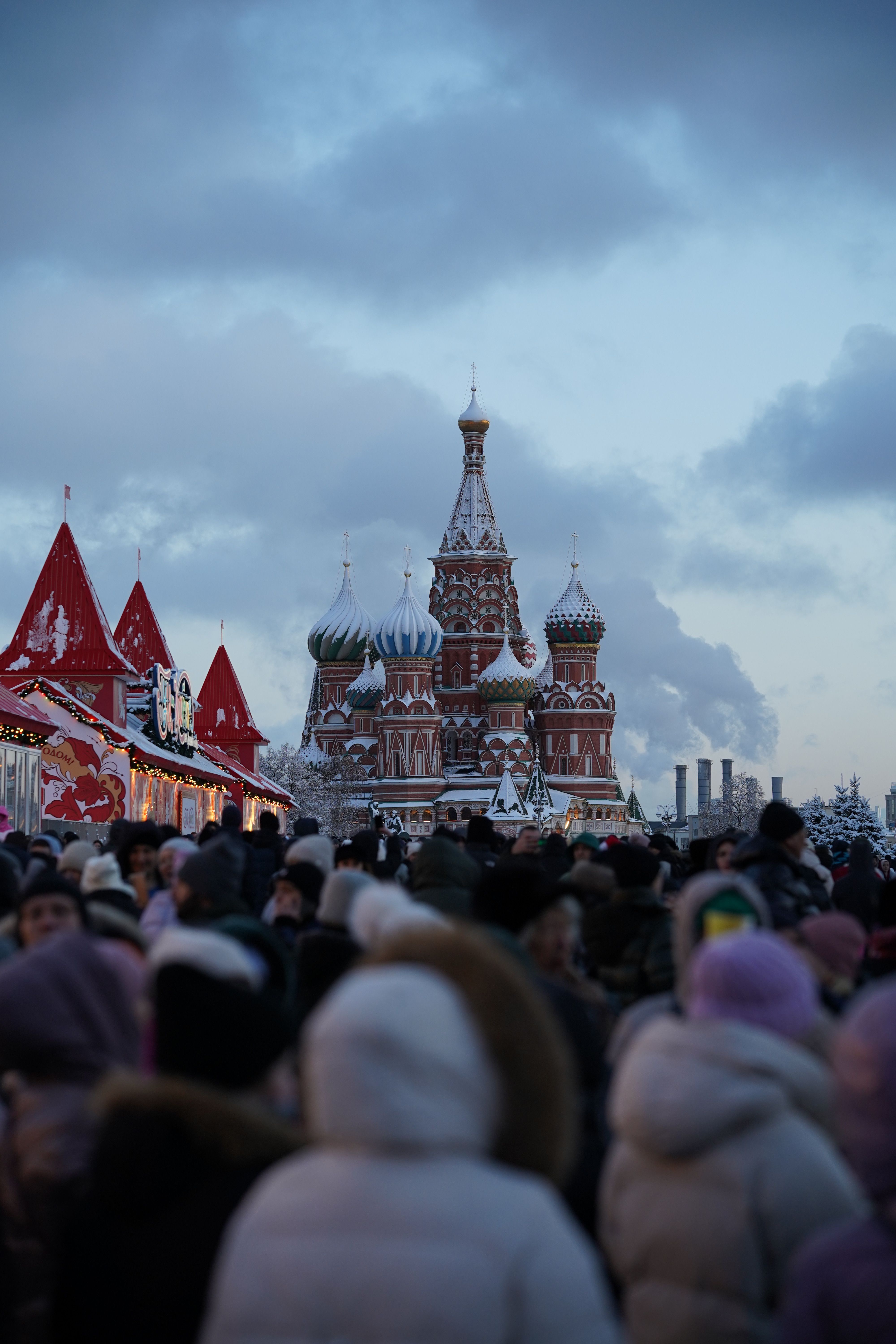 Crowd at Moscow's Iconic St. Basil's Cathedral · Free Stock Photo