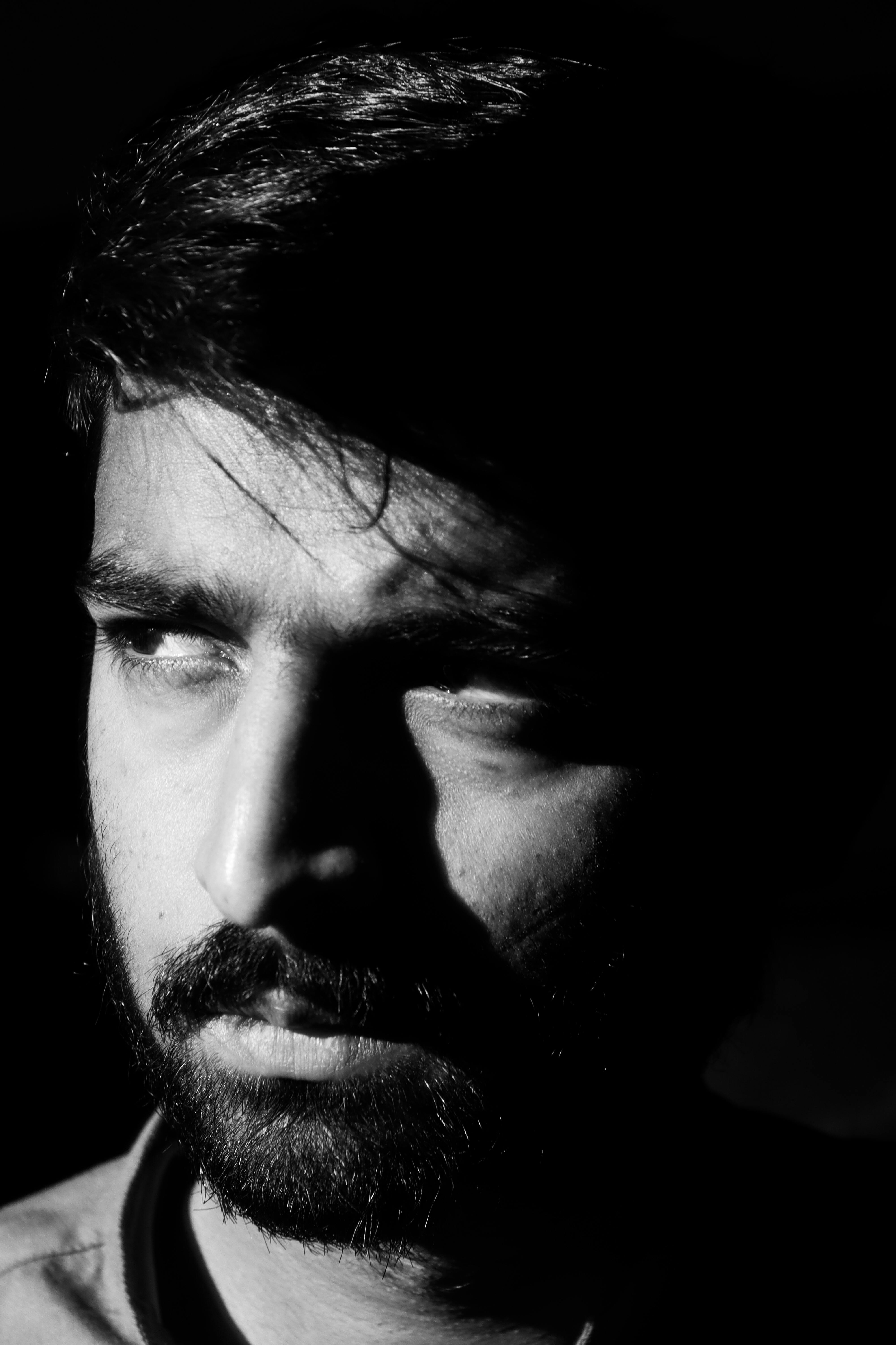 Potret Pria Hitam Putih Yang Dramatis · Foto Stok Gratis