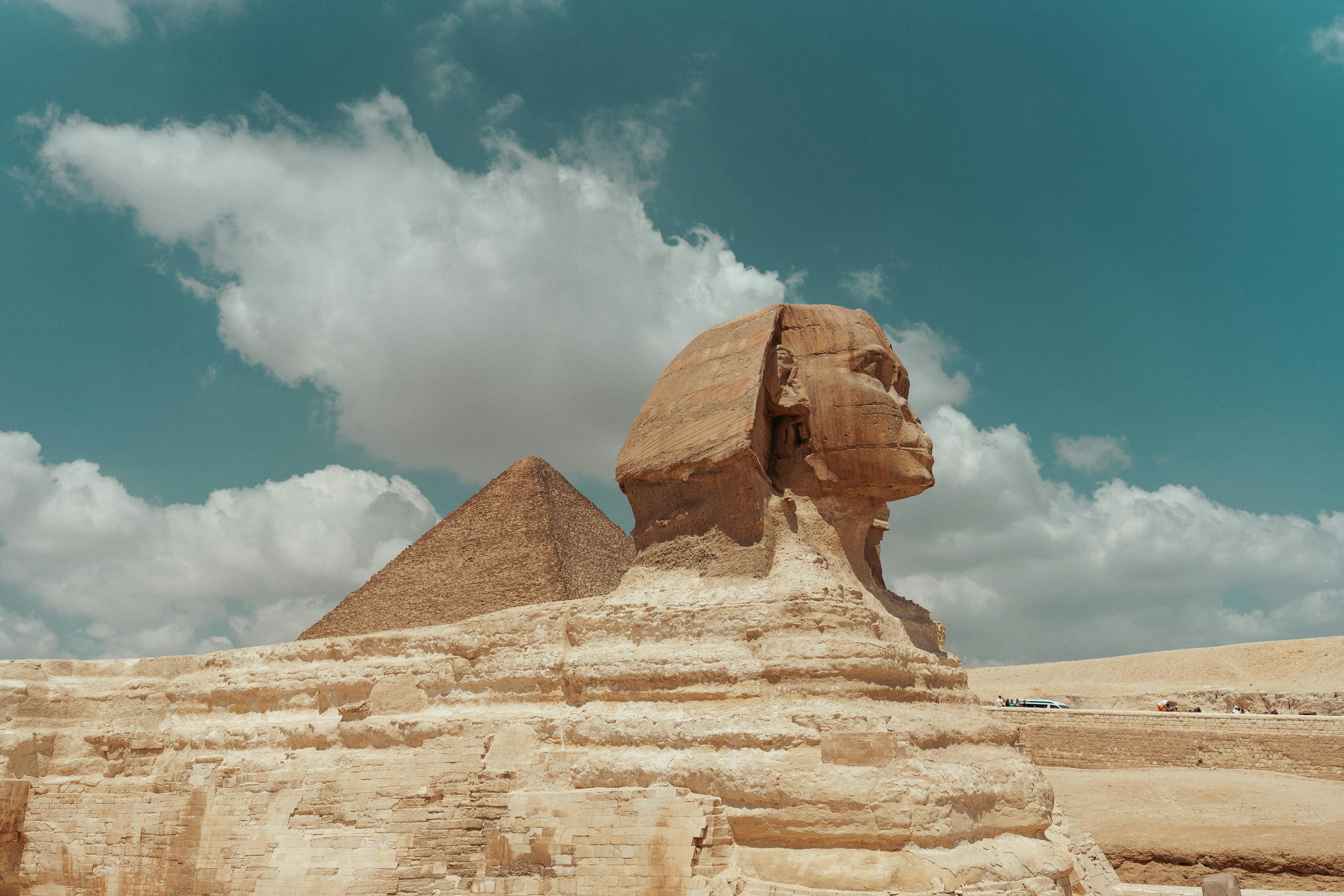 Sphinx Dan Piramida Di Bawah Langit Biru · Foto Stok Gratis