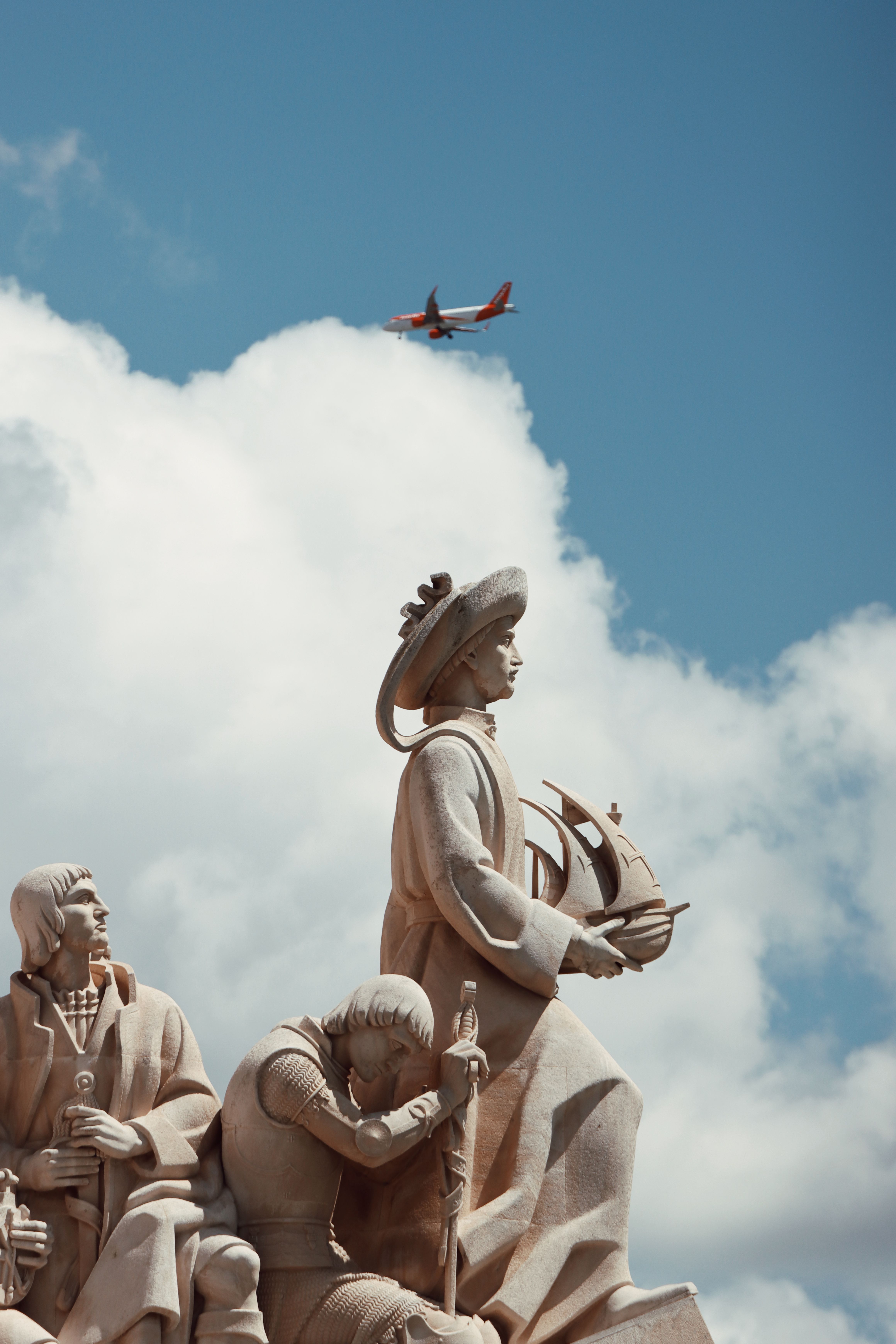 Monumento A Los Descubrimientos Con Avión Sobrevolando · Foto de stock ...