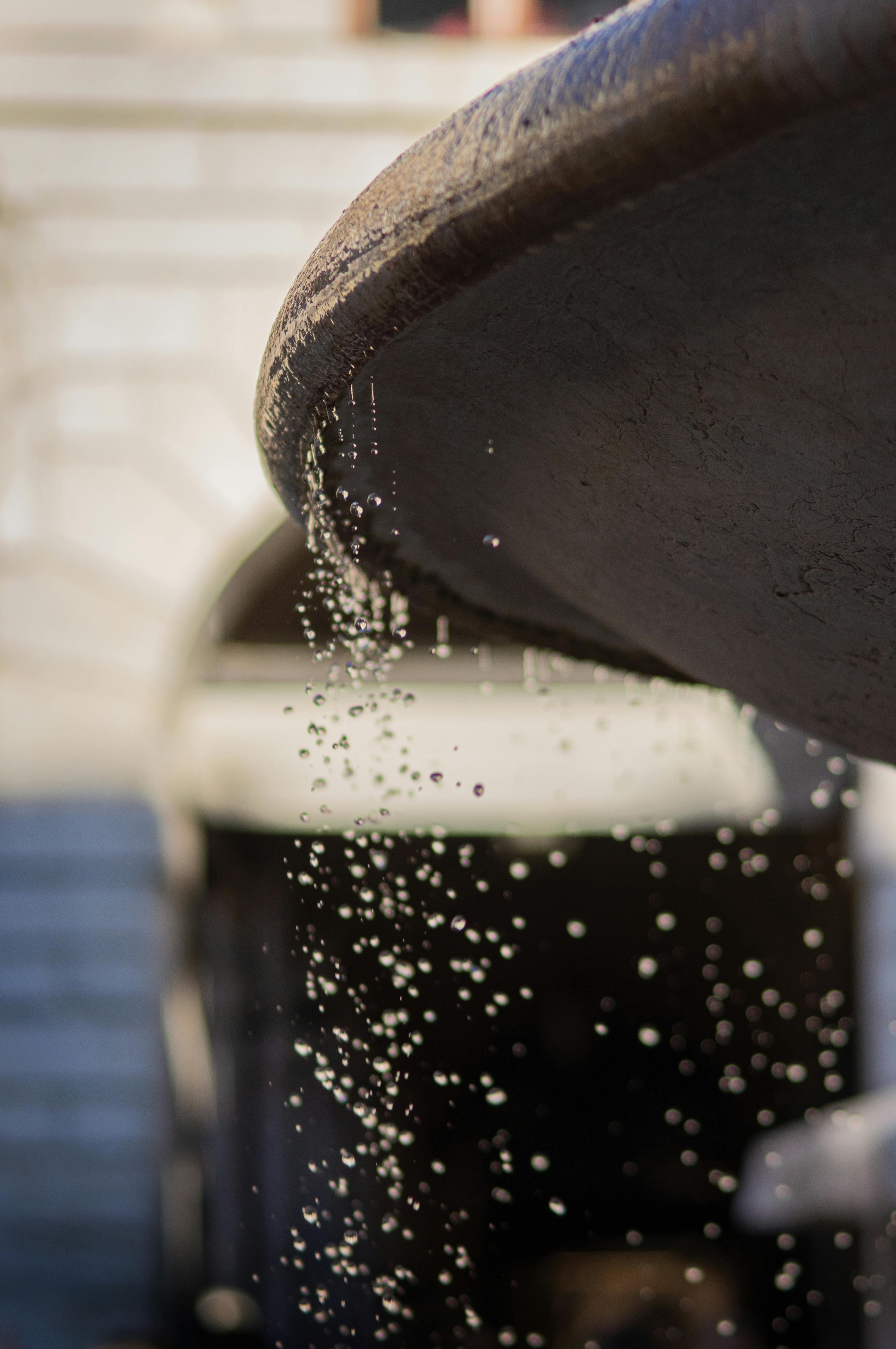 Close-up of Water Fountain Capturing Falling Drops · Free Stock Photo