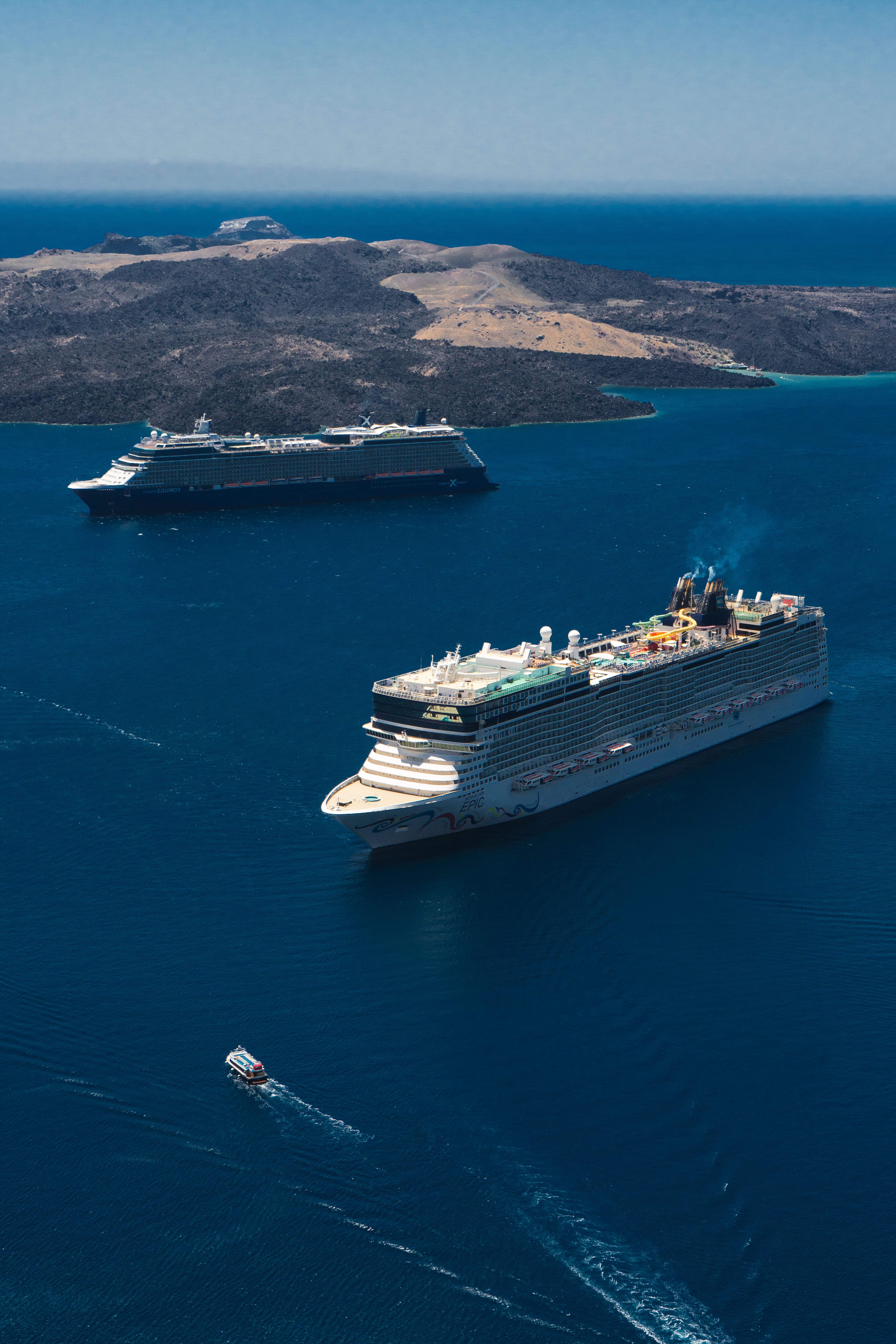 Vue Aérienne Des Navires De Croisière De Luxe à Fira, En Grèce · Photo ...