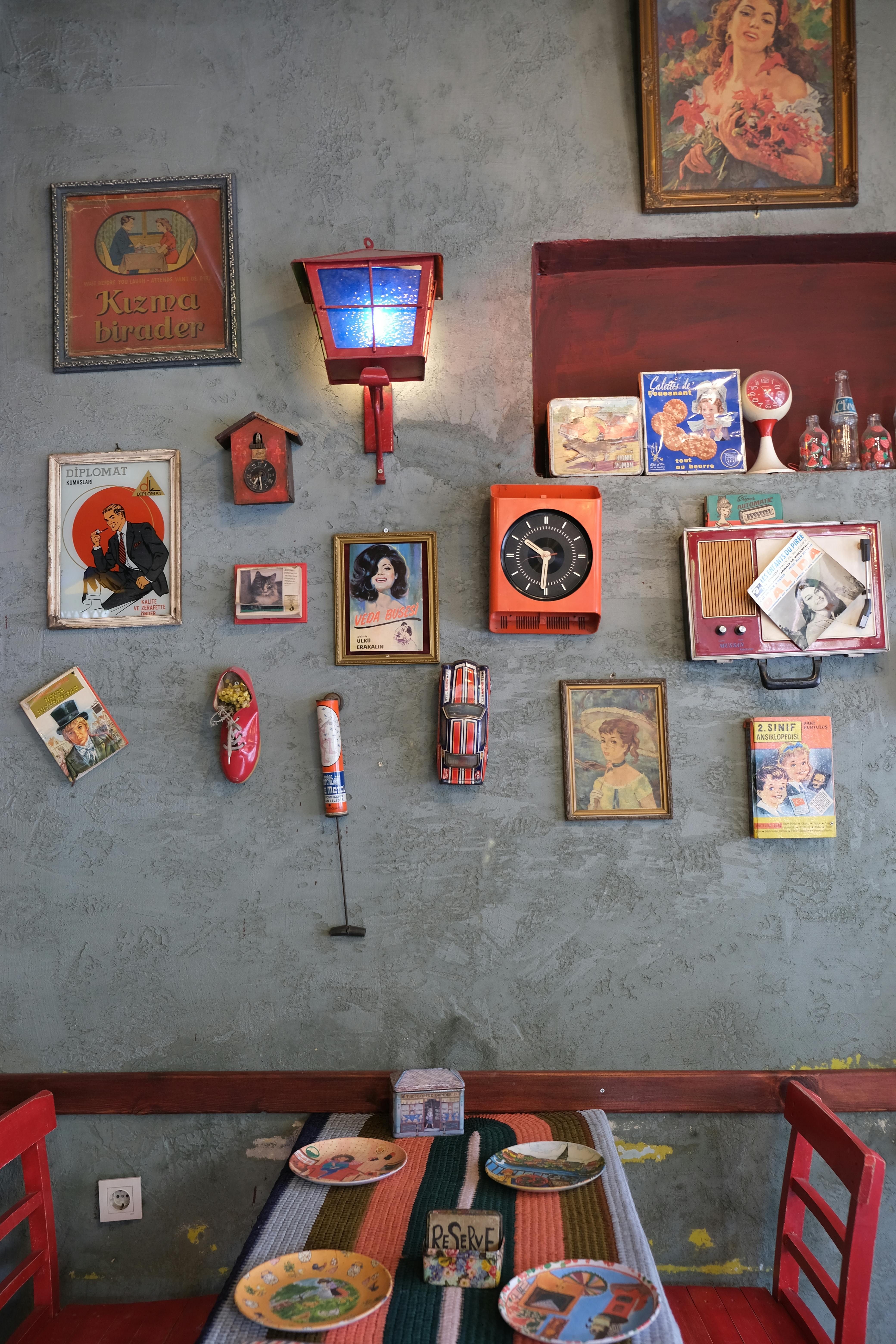 Vintage Interior Decor with Retro Art and Objects · Free Stock Photo