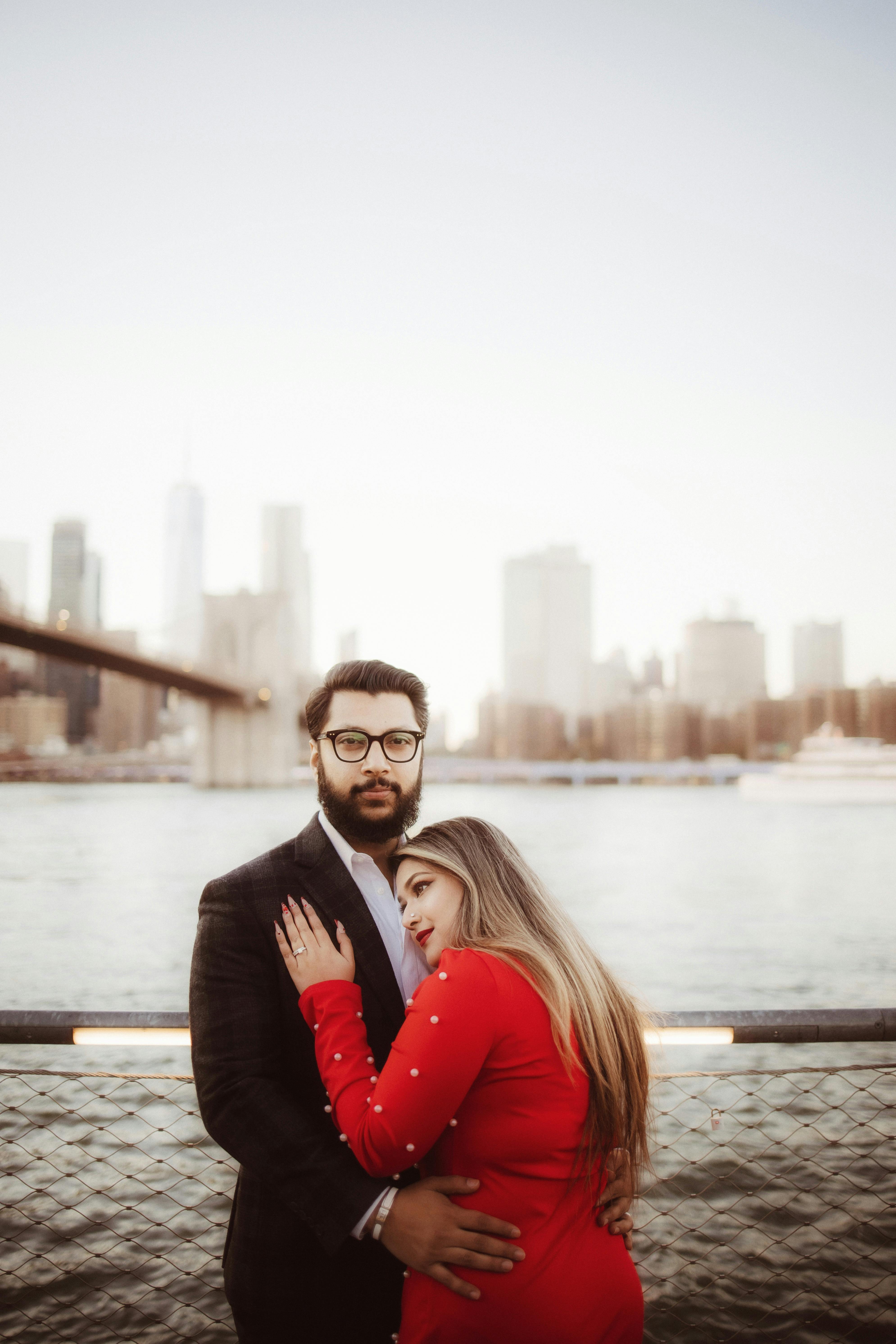 Romantic Couple Poses by Brooklyn Bridge · Free Stock Photo