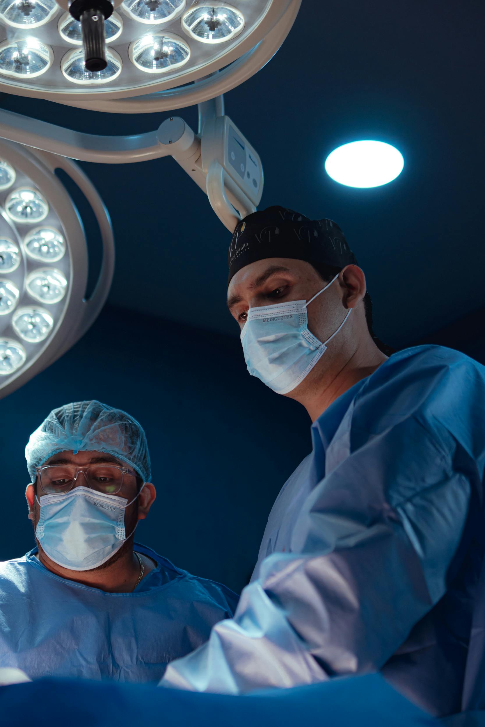 Equipo Médico Realizando Una Cirugía En El Quirófano · Foto de stock ...