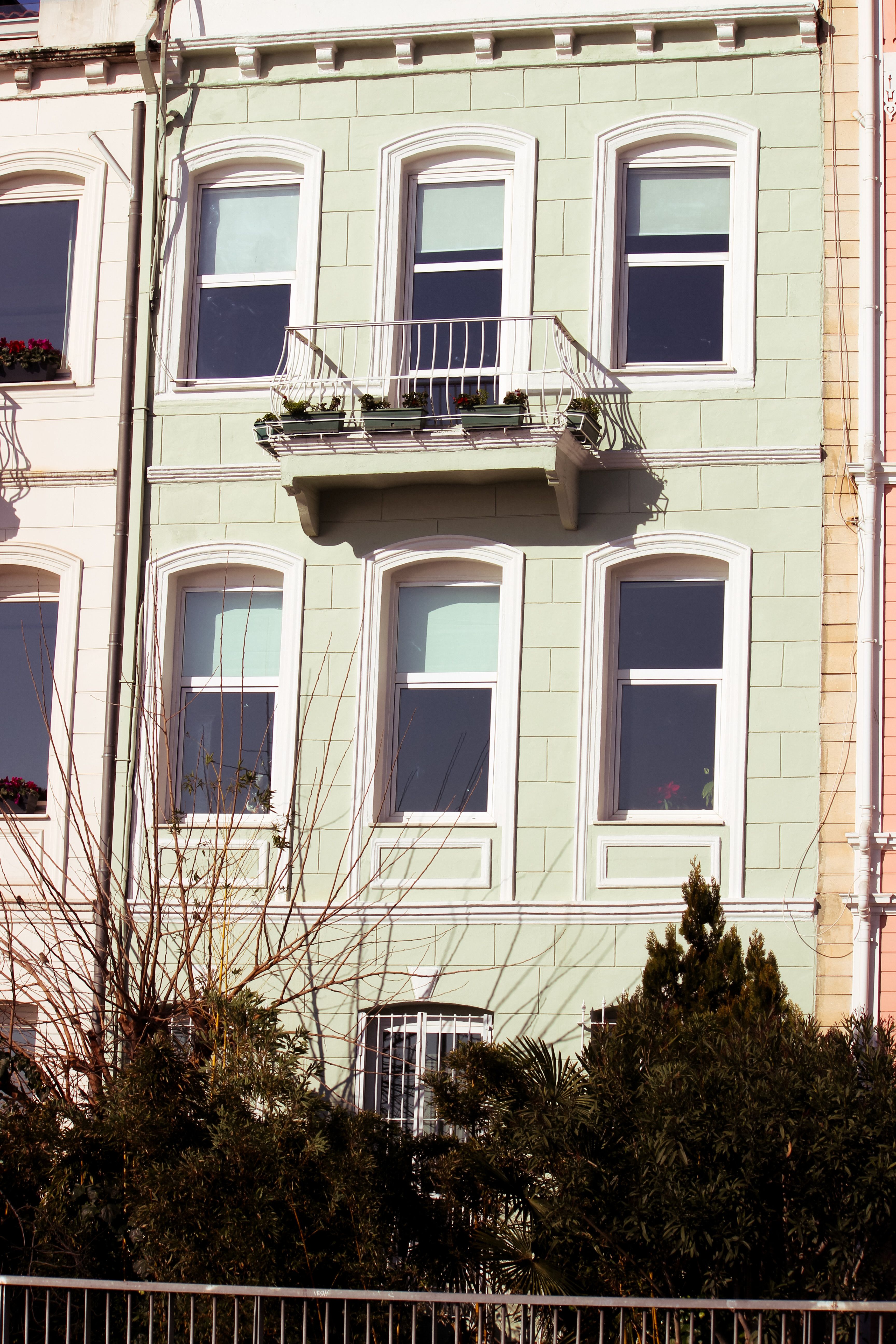 Elegant Green Facade of Historic Urban Building · Free Stock Photo