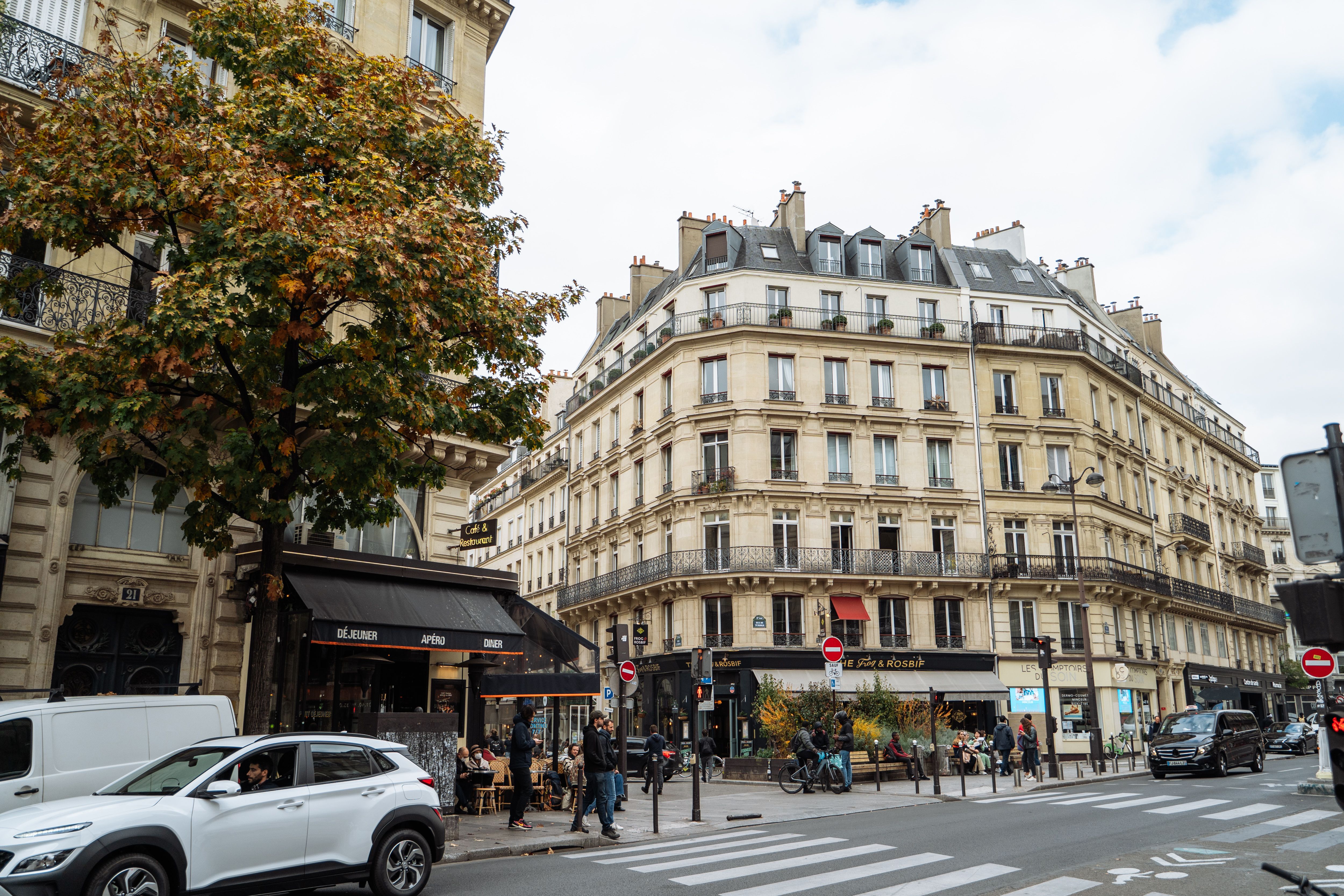 Charming Parisian Street with Classic Architecture · Free Stock Photo