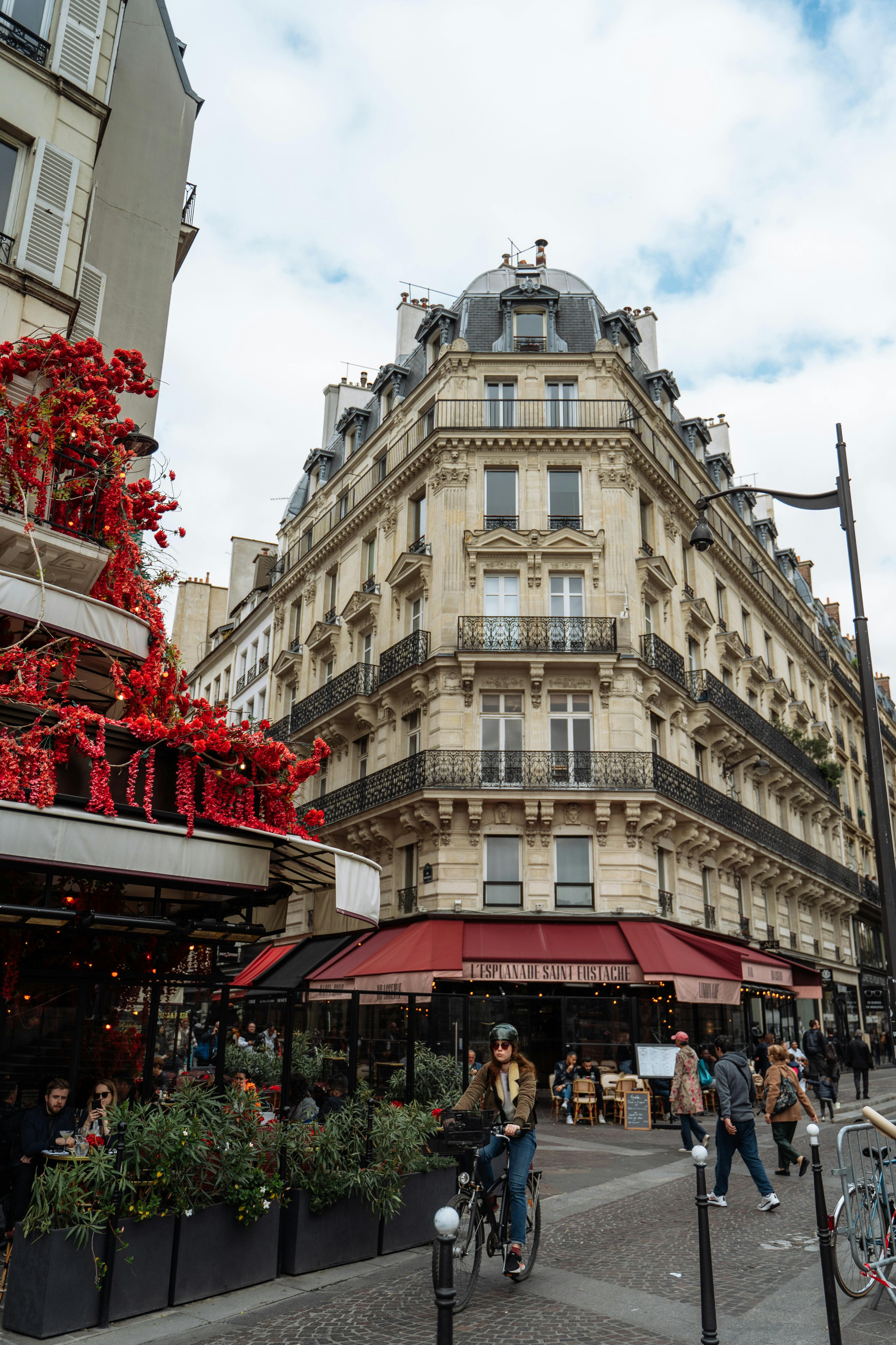 Charming Parisian Cafe on Rue Rambuteau · Free Stock Photo