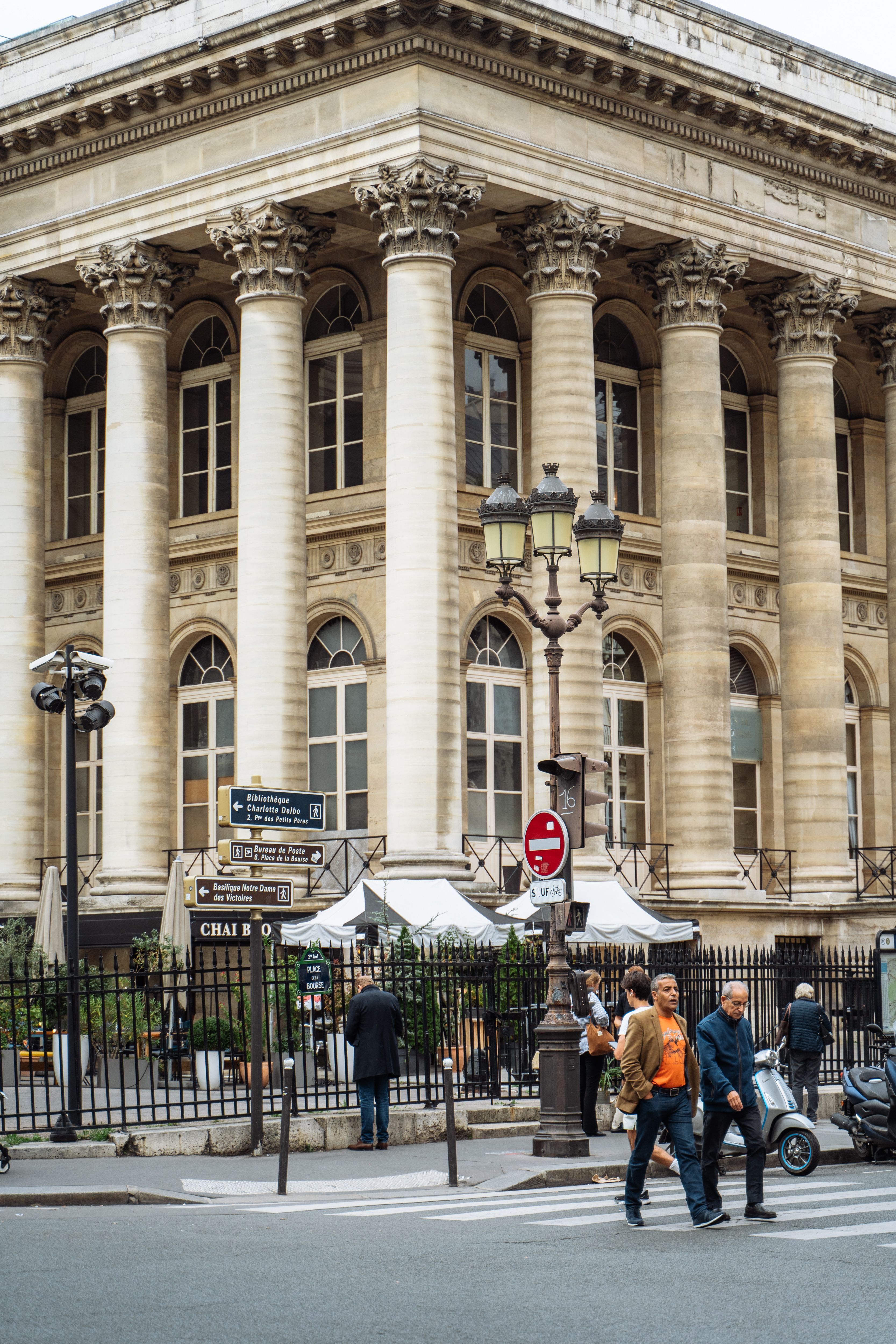 Historic Parisian Building with Classical Columns · Free Stock Photo