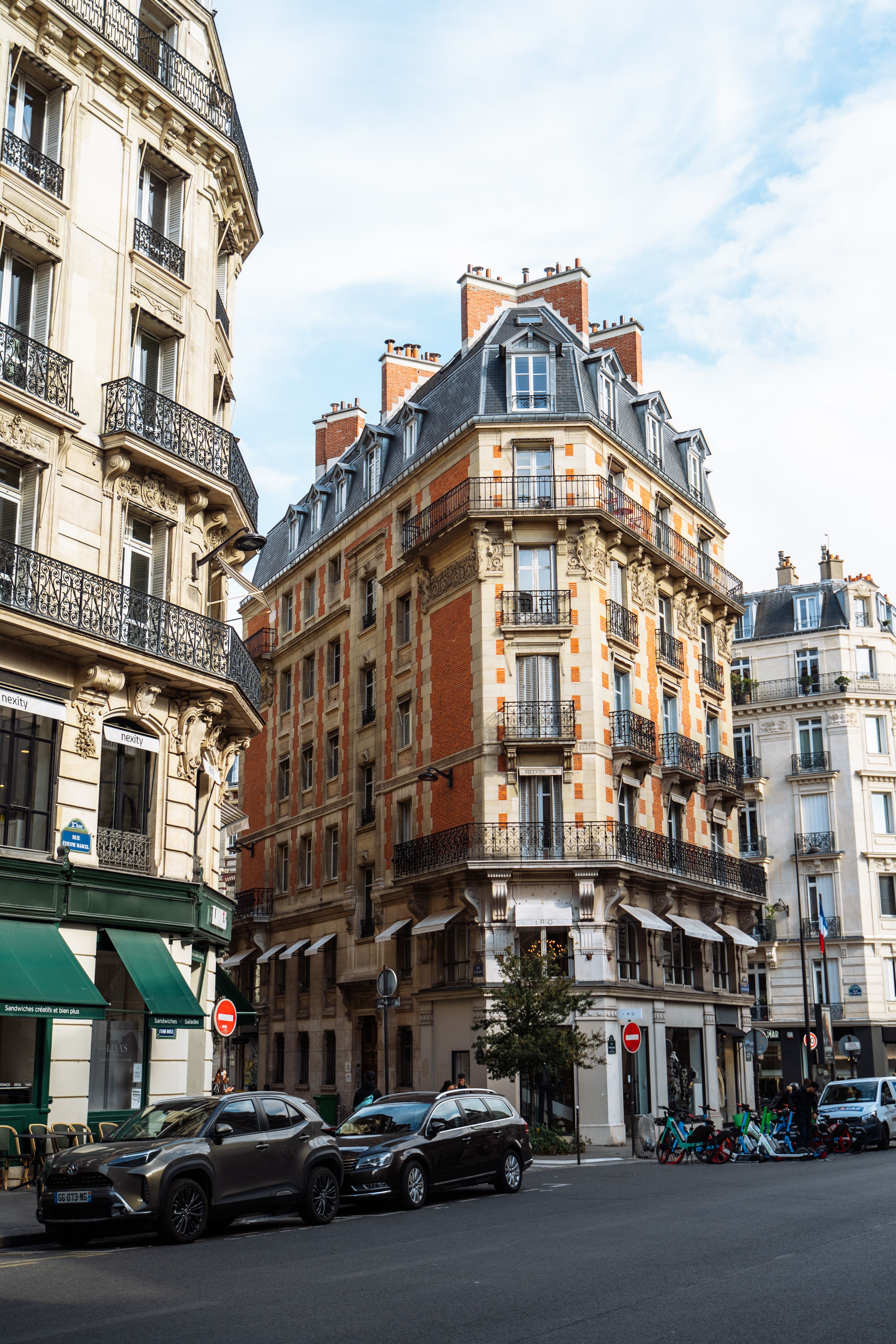 Charming Parisian Street with Classic Architecture · Free Stock Photo