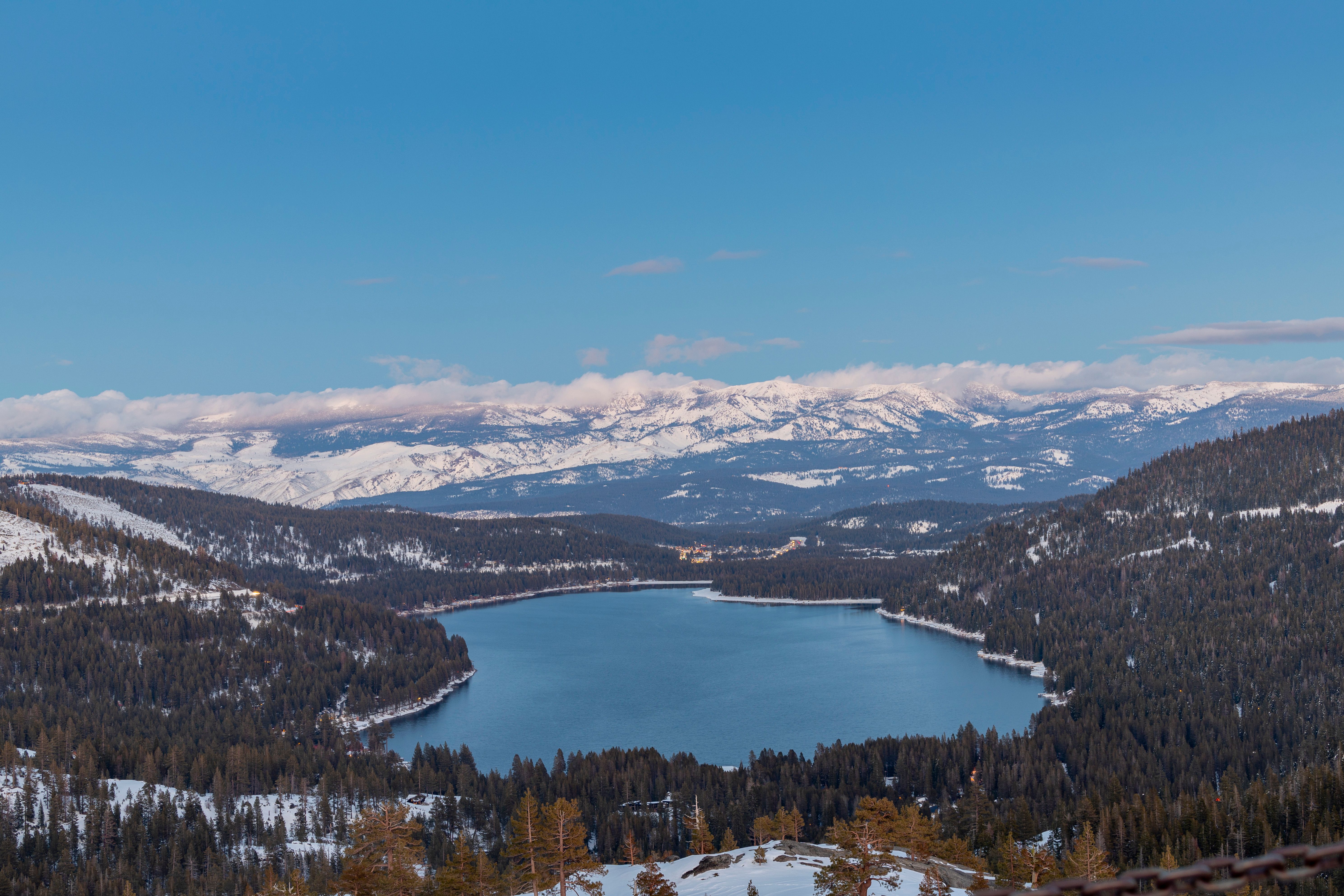 Scenic Winter View of Donner Lake and Mountains · Free Stock Photo