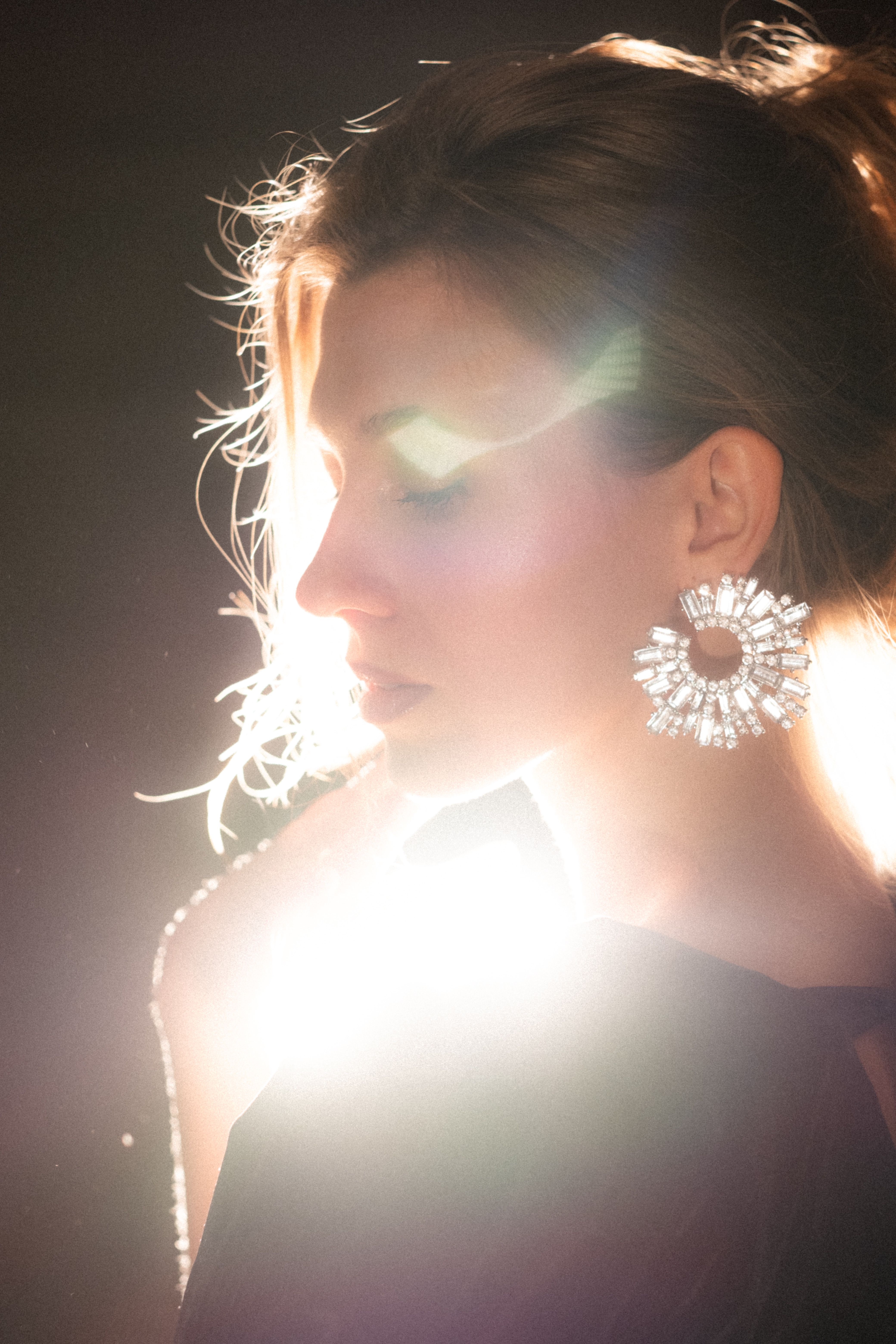 Elegant Portrait with Radiant Backlighting · Free Stock Photo