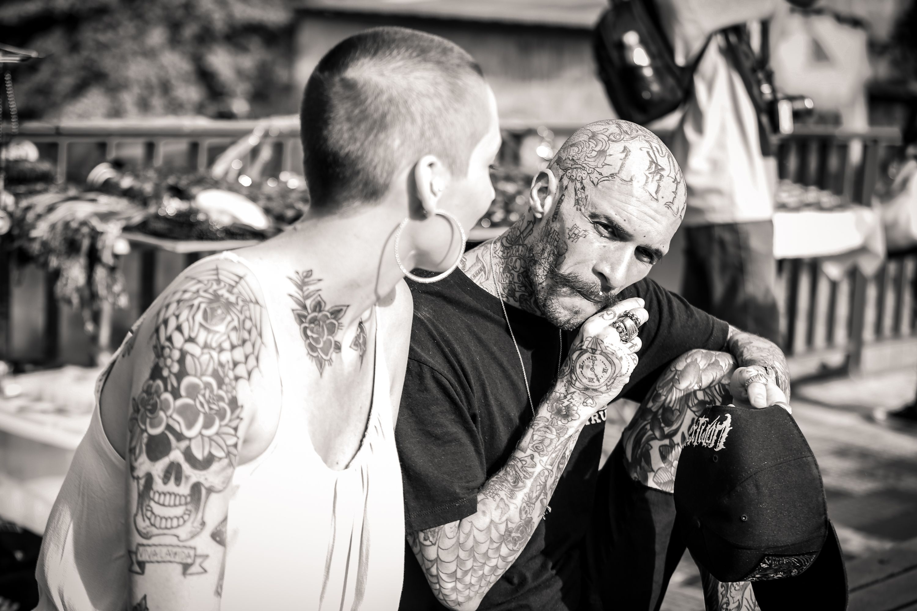 Personas Tatuadas Conversando Al Aire Libre · Foto de stock gratuita