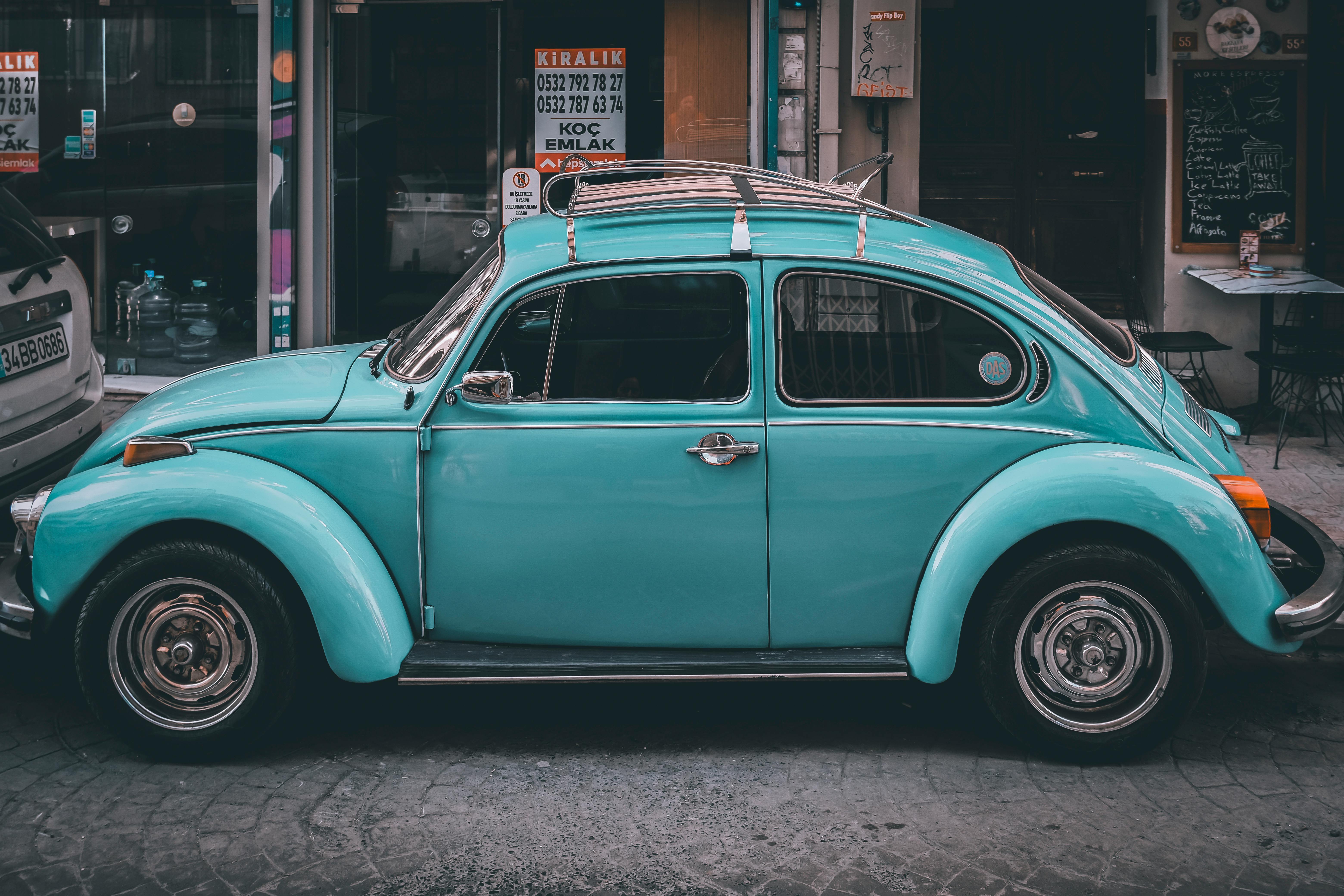 Volkswagen Beetle Azul Clásico En La Calle De Estambul · Foto de stock ...